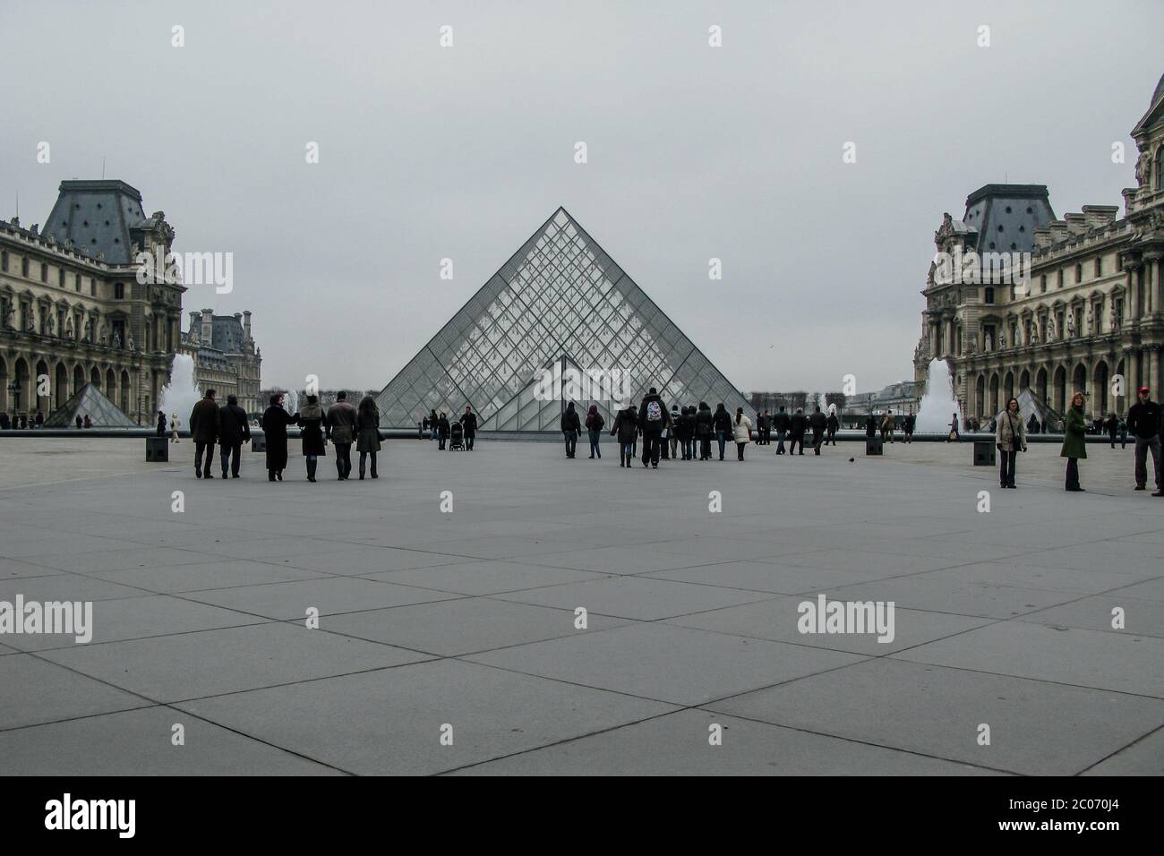 Museo louvre exterior hi-res stock photography and images - Alamy