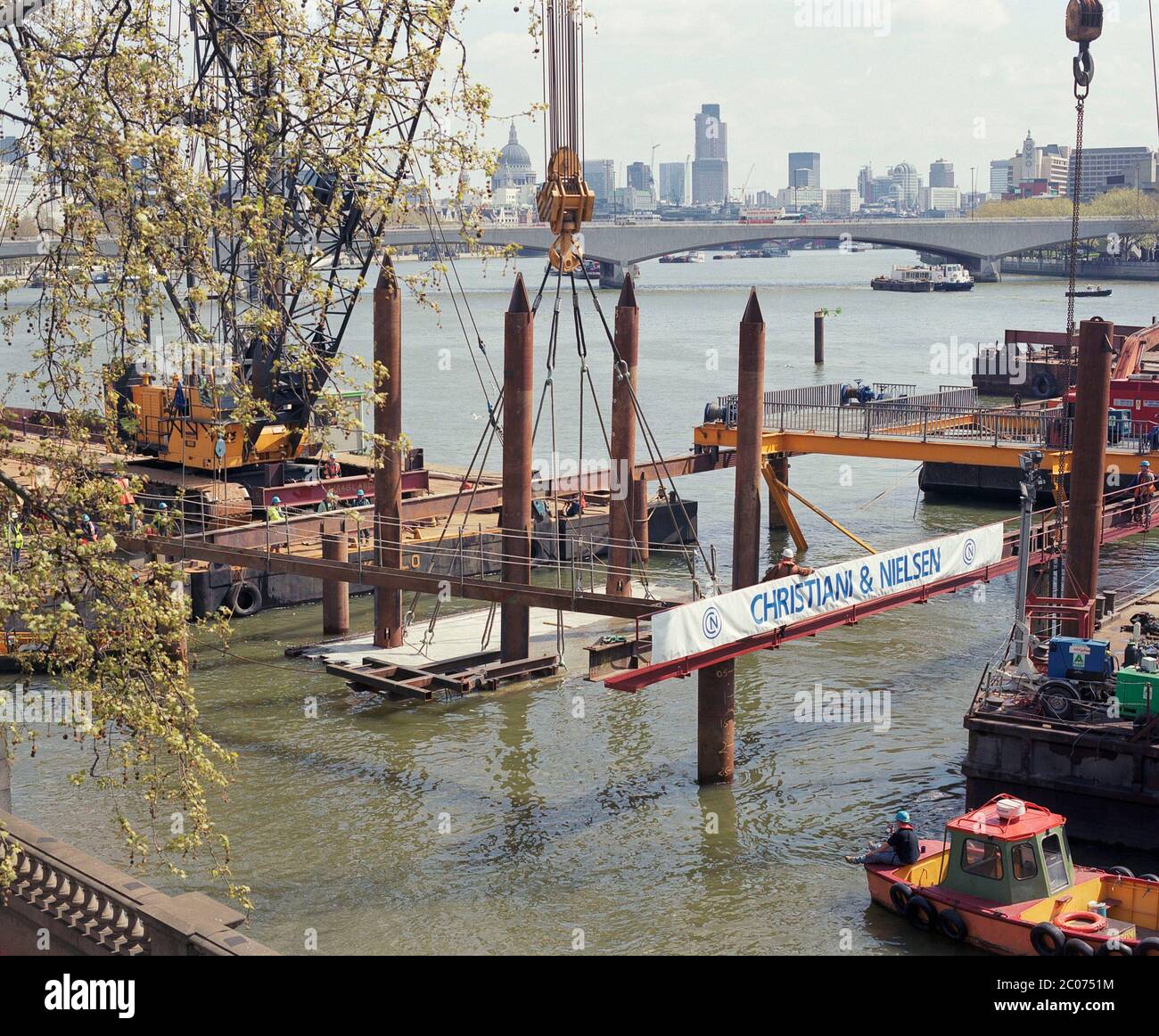 1996, construction works at Hungerford Bridge, on the River Thames ...