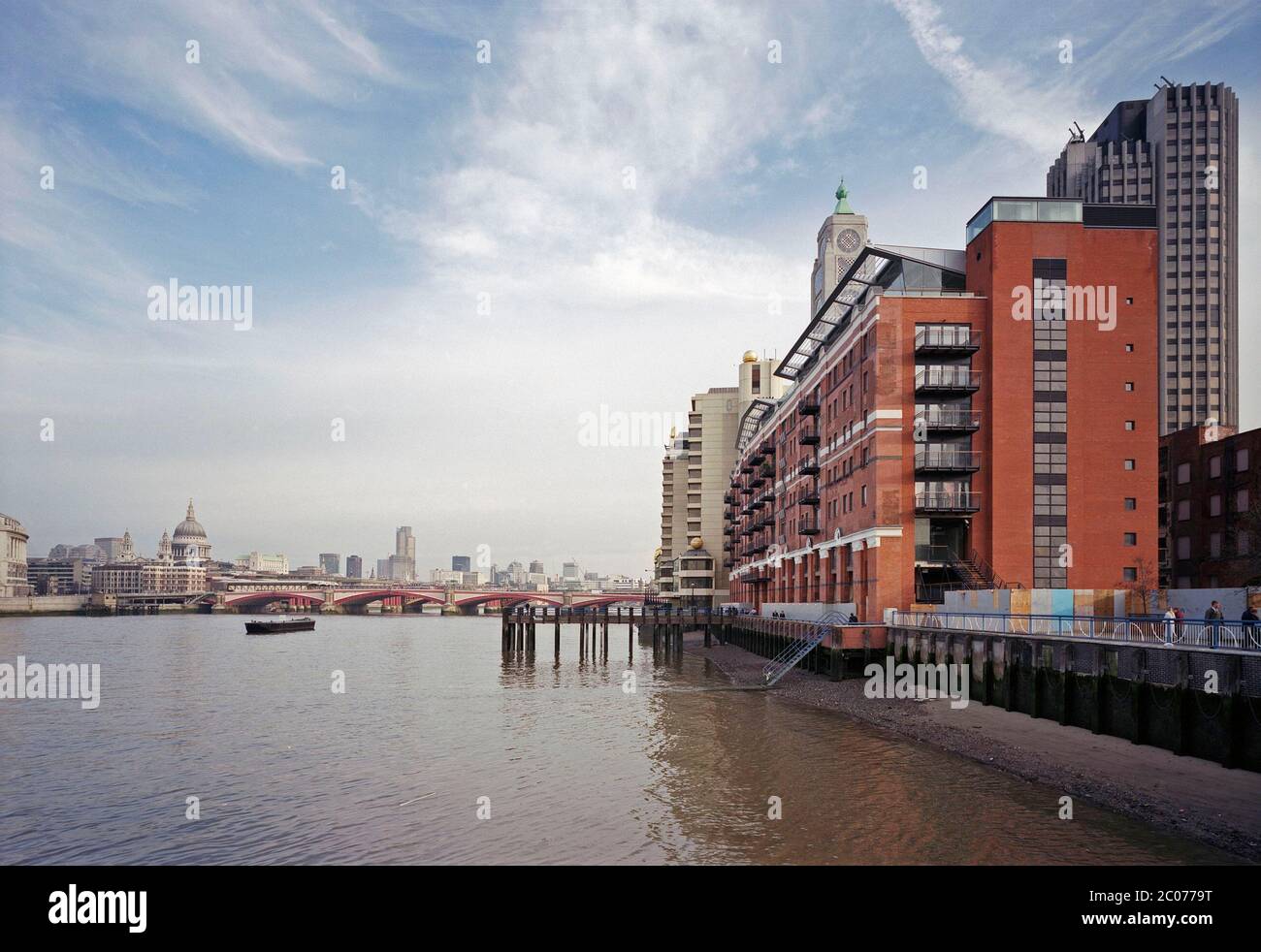 1990s london skyline hi-res stock photography and images - Alamy