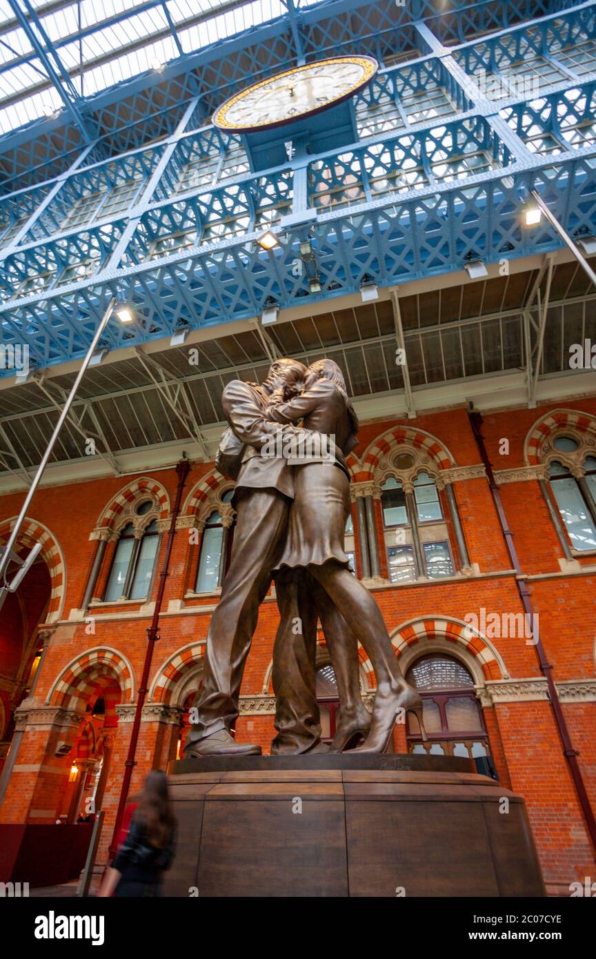 The Meeting Place Bronze Statue, St Pancras Railway Station, London ...