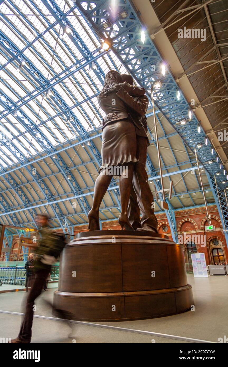 The Meeting Place Bronze Statue, St Pancras Railway Station, London ...