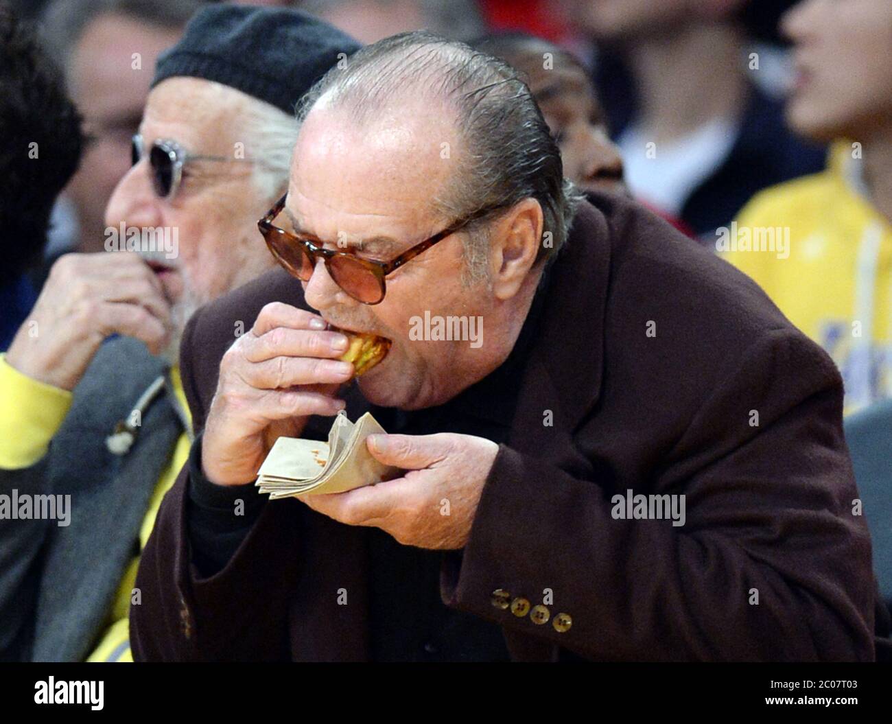 Jack Nicholson eating a snack at the Los Angeles Lakers basketball game ...