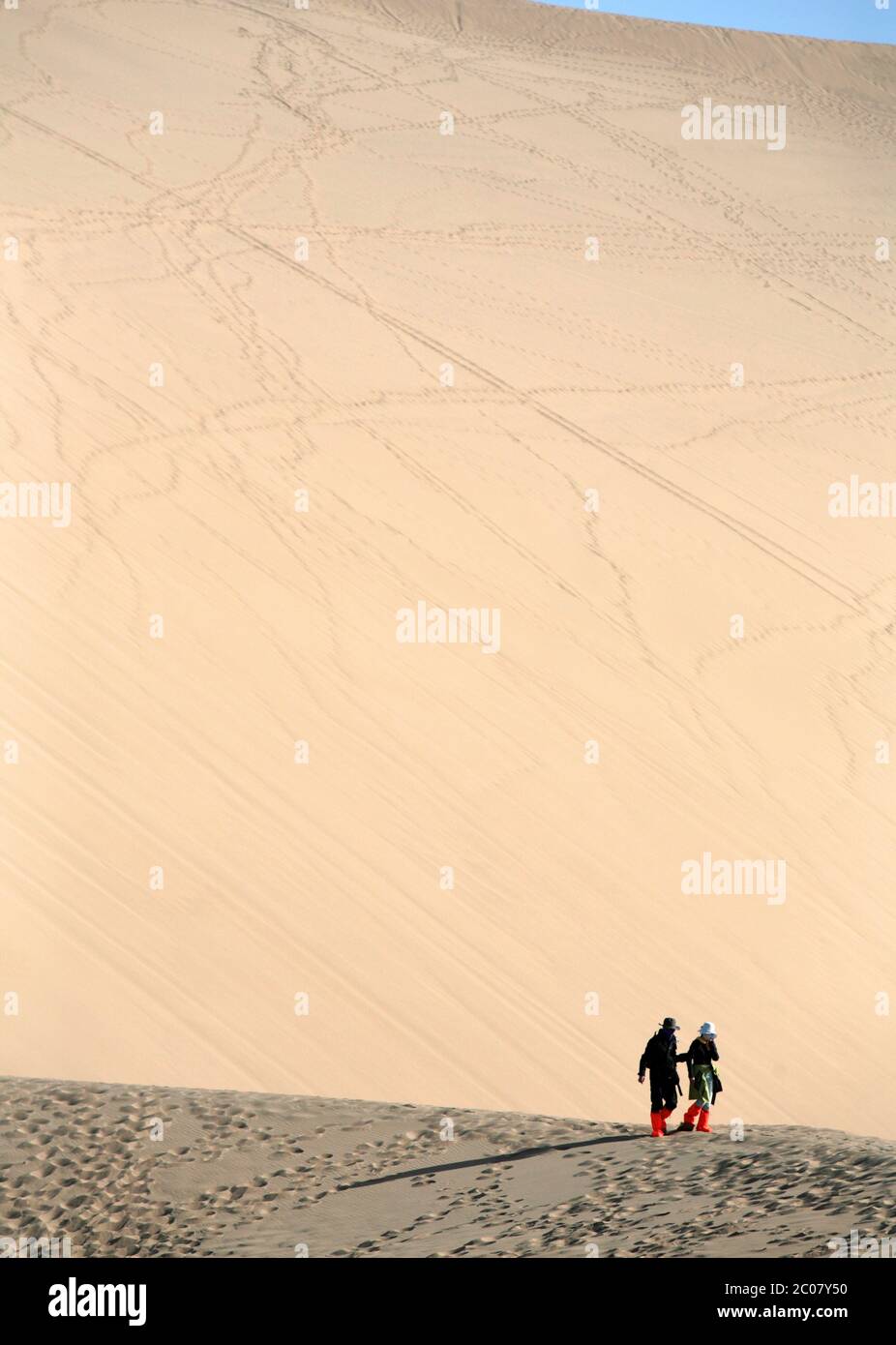 The Singing Sand Dunes (Ming Sha Shan) at Dunhuang, Gansu Province ...