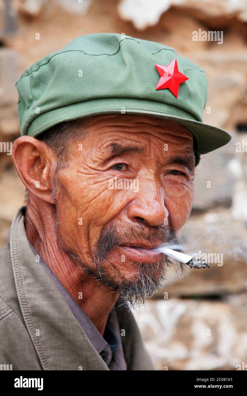 Old chinese man walking beijing hi-res stock photography and images - Alamy