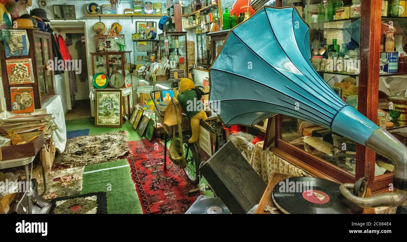 Antique shop interior hi-res stock photography and images - Alamy