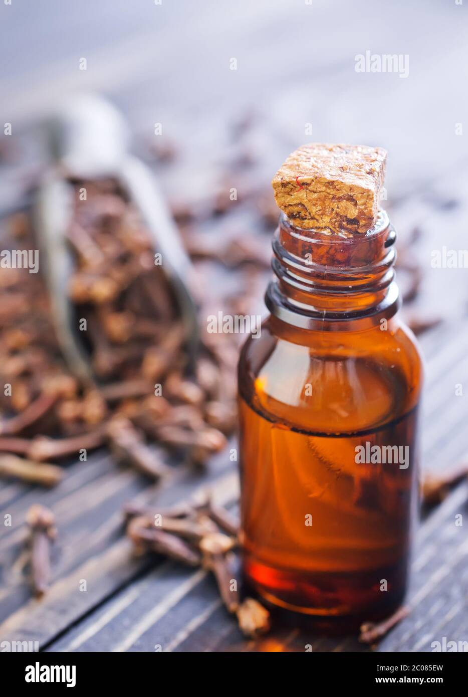 cloves and oil Stock Photo - Alamy