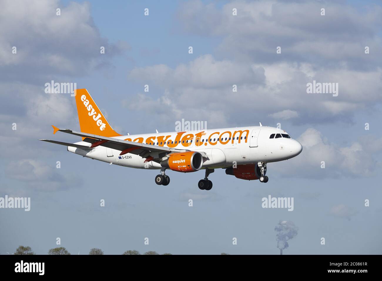 Amsterdam Schiphol Airport - EasyJet Airbus A319 lands Stock Photo - Alamy