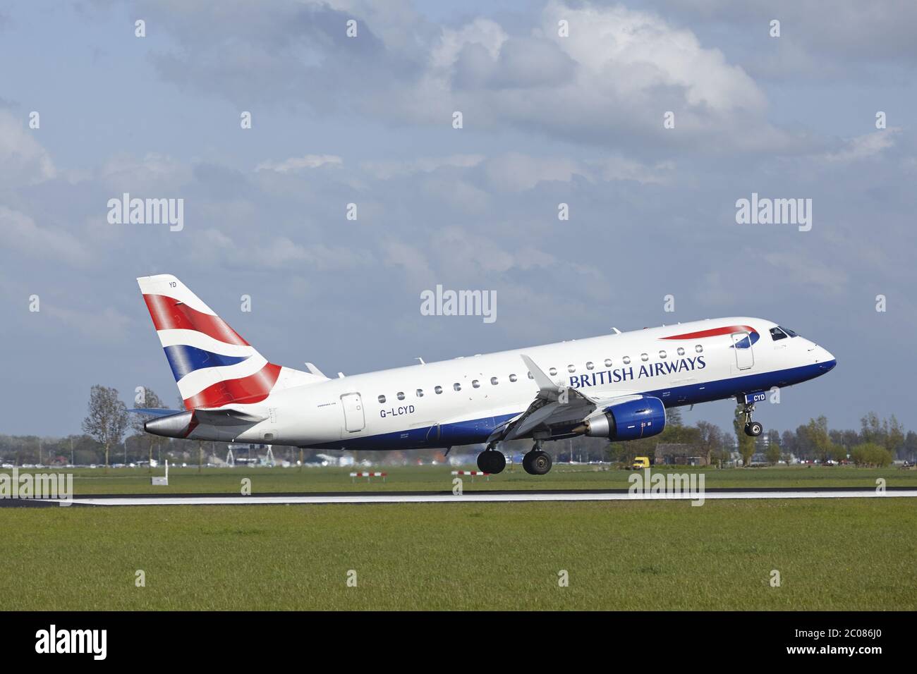 Amsterdam Schiphol Airport - British Airways Embraer 170 lands Stock ...