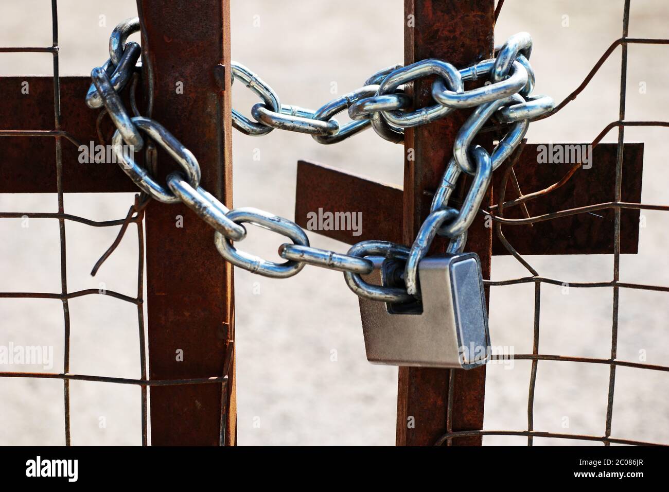 Padlock and chain on a gate Stock Photo - Alamy