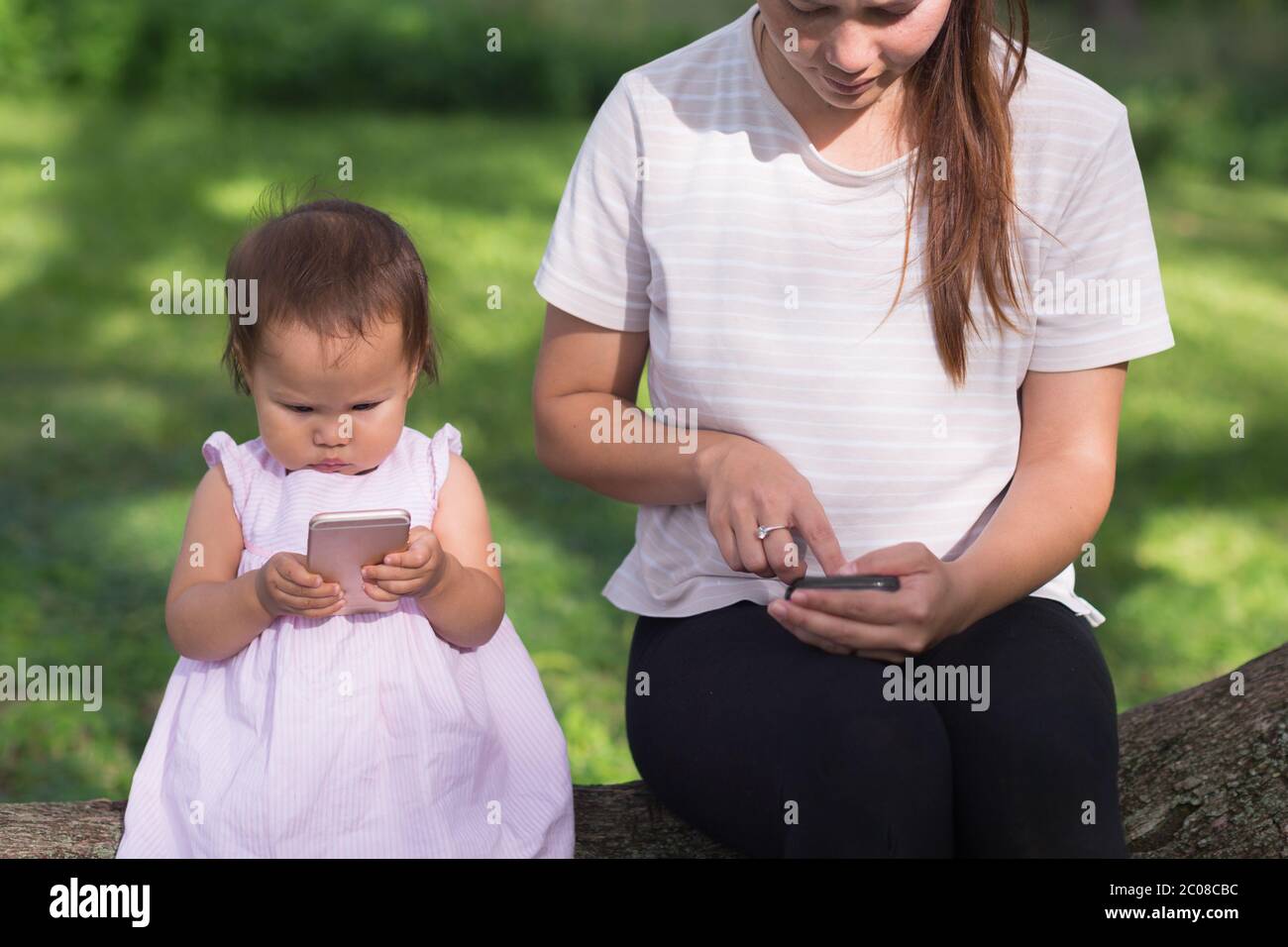 Parent mobile ignoring child hi-res stock photography and images - Alamy