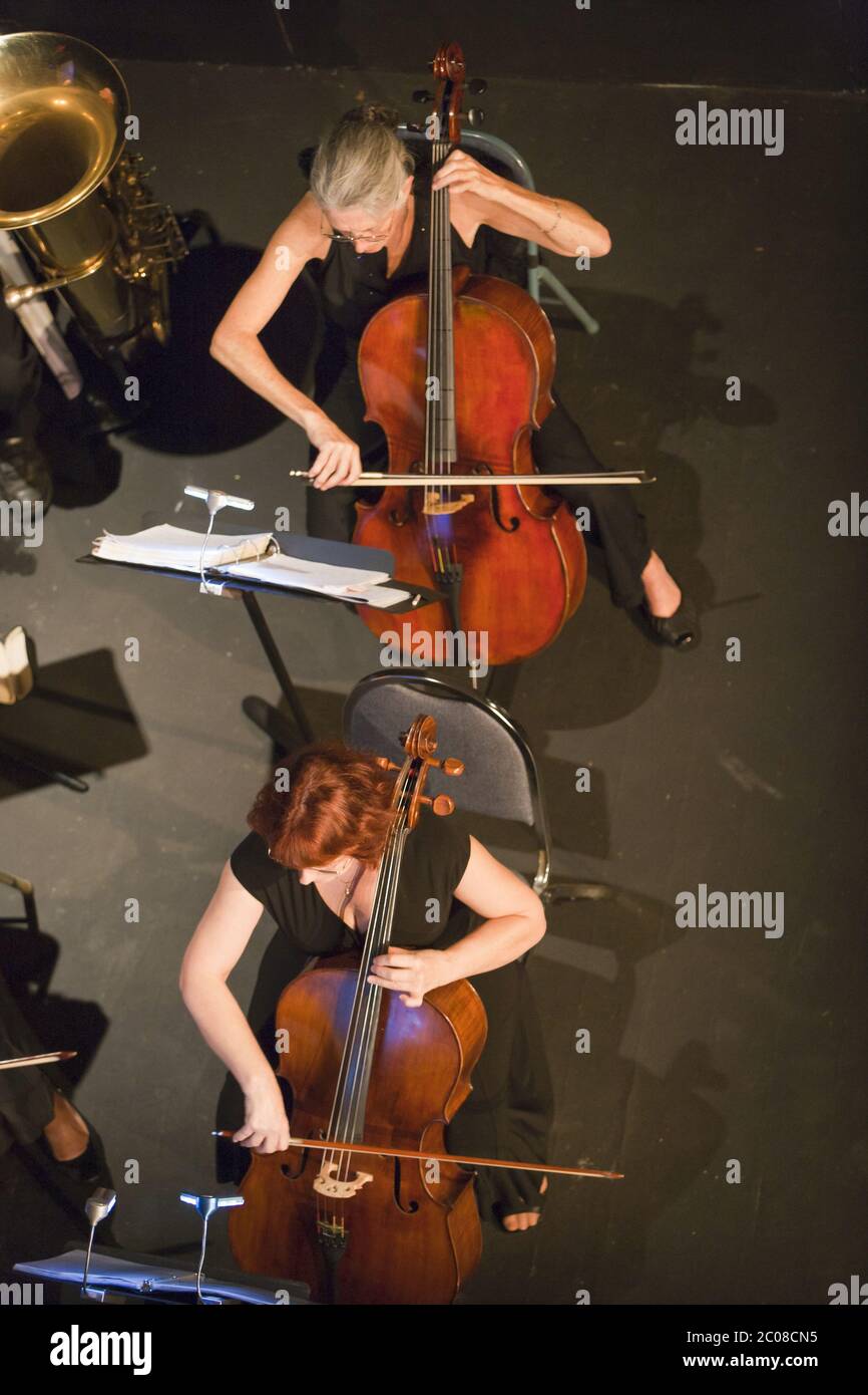 Women cellists hi-res stock photography and images - Alamy