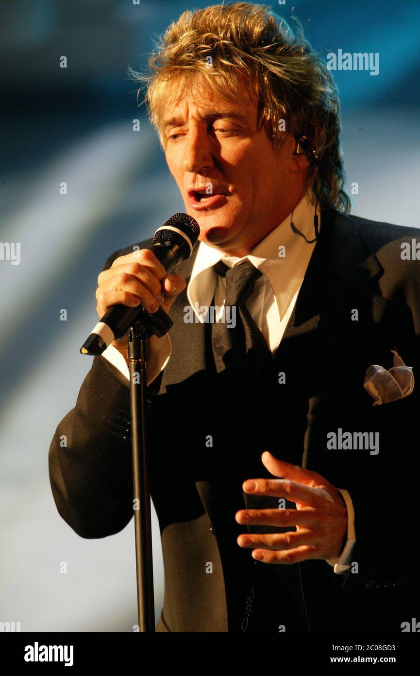 Rod stewart singer britt ekland hi-res stock photography and images - Alamy