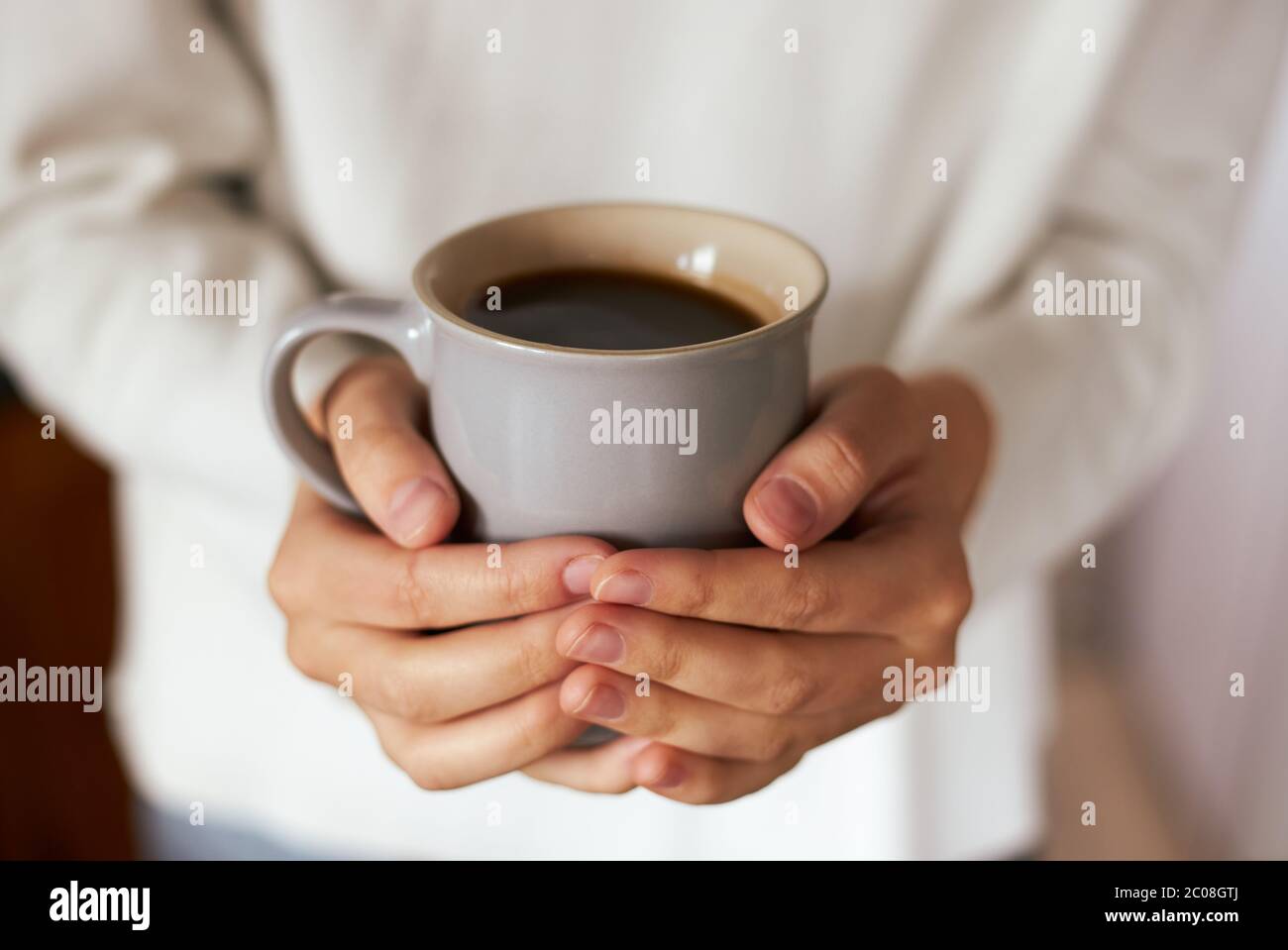 Hands holding mug hi-res stock photography and images - Alamy