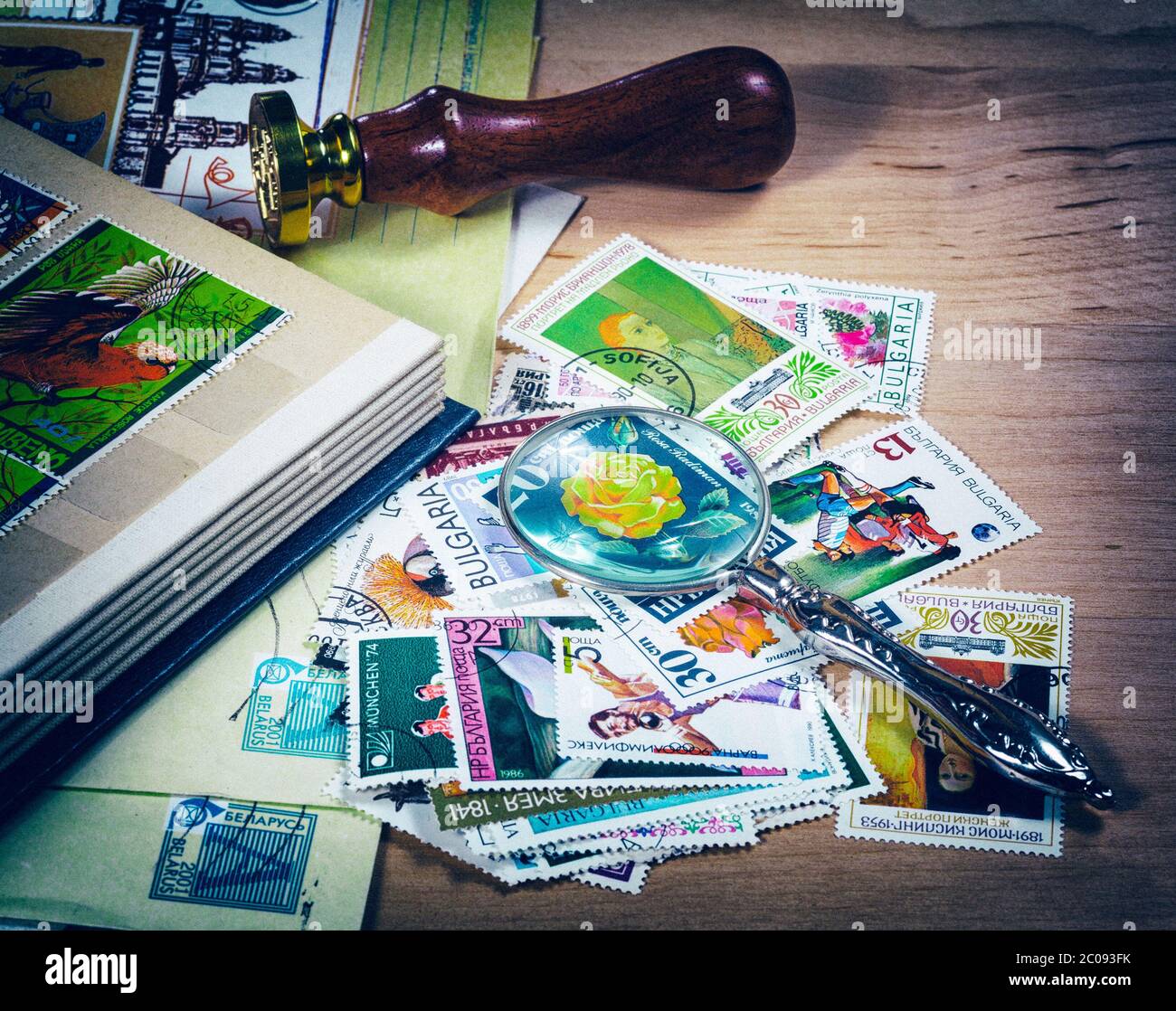 old magnifier, stamp, postal markifoto old-style i Stock Photo - Alamy