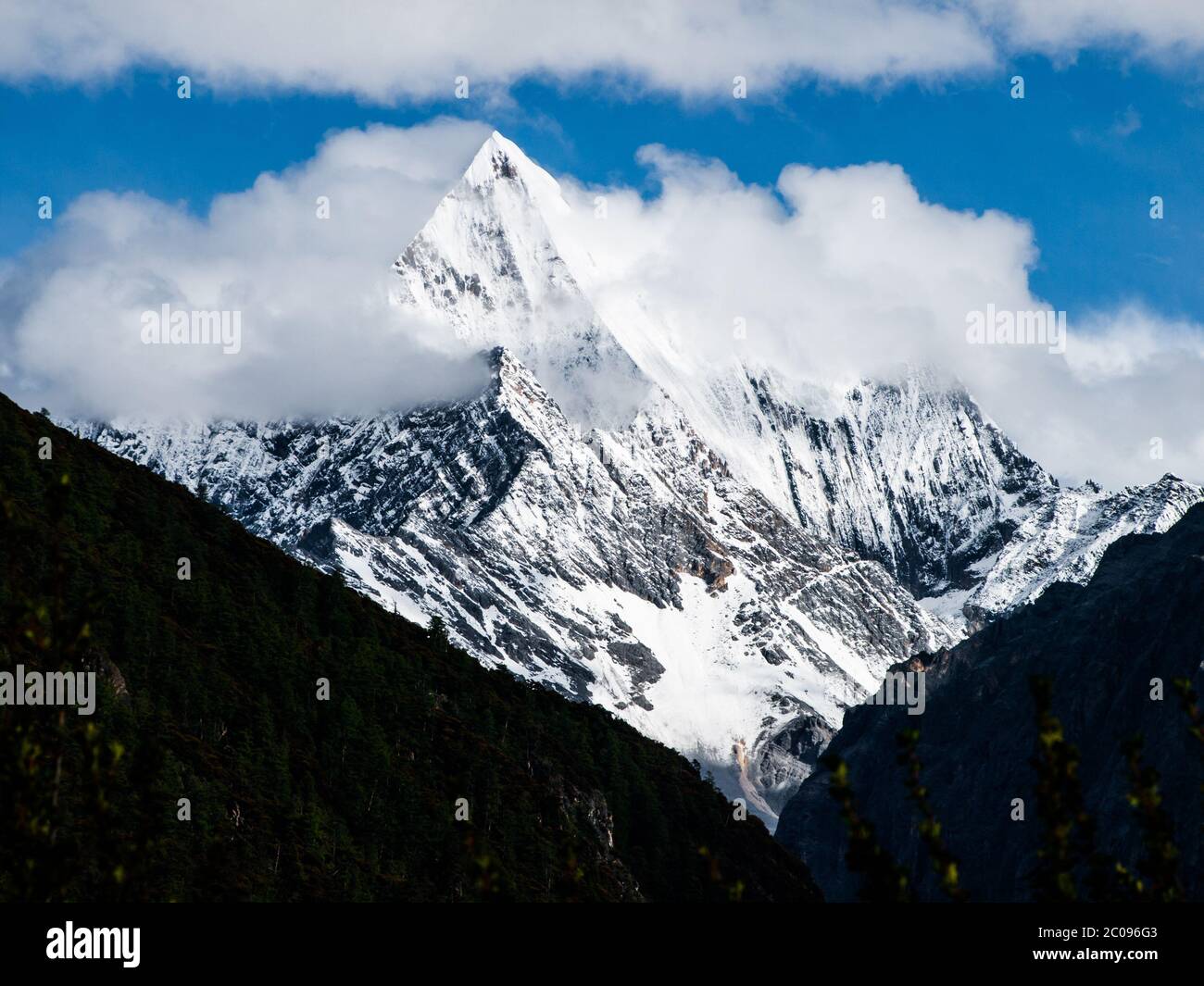 Yading village hi-res stock photography and images - Alamy