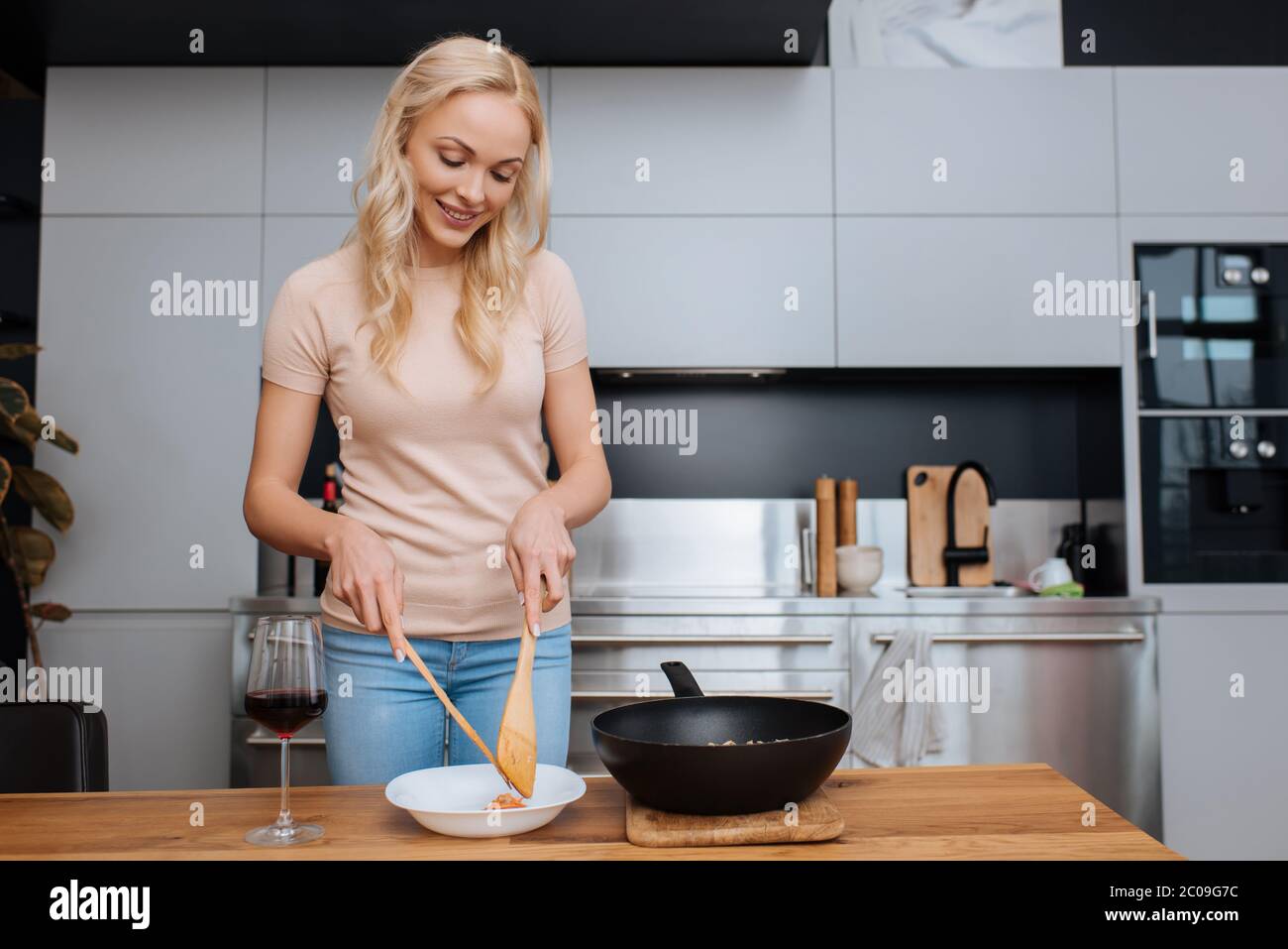 Smiling thai woman cook hi-res stock photography and images - Alamy