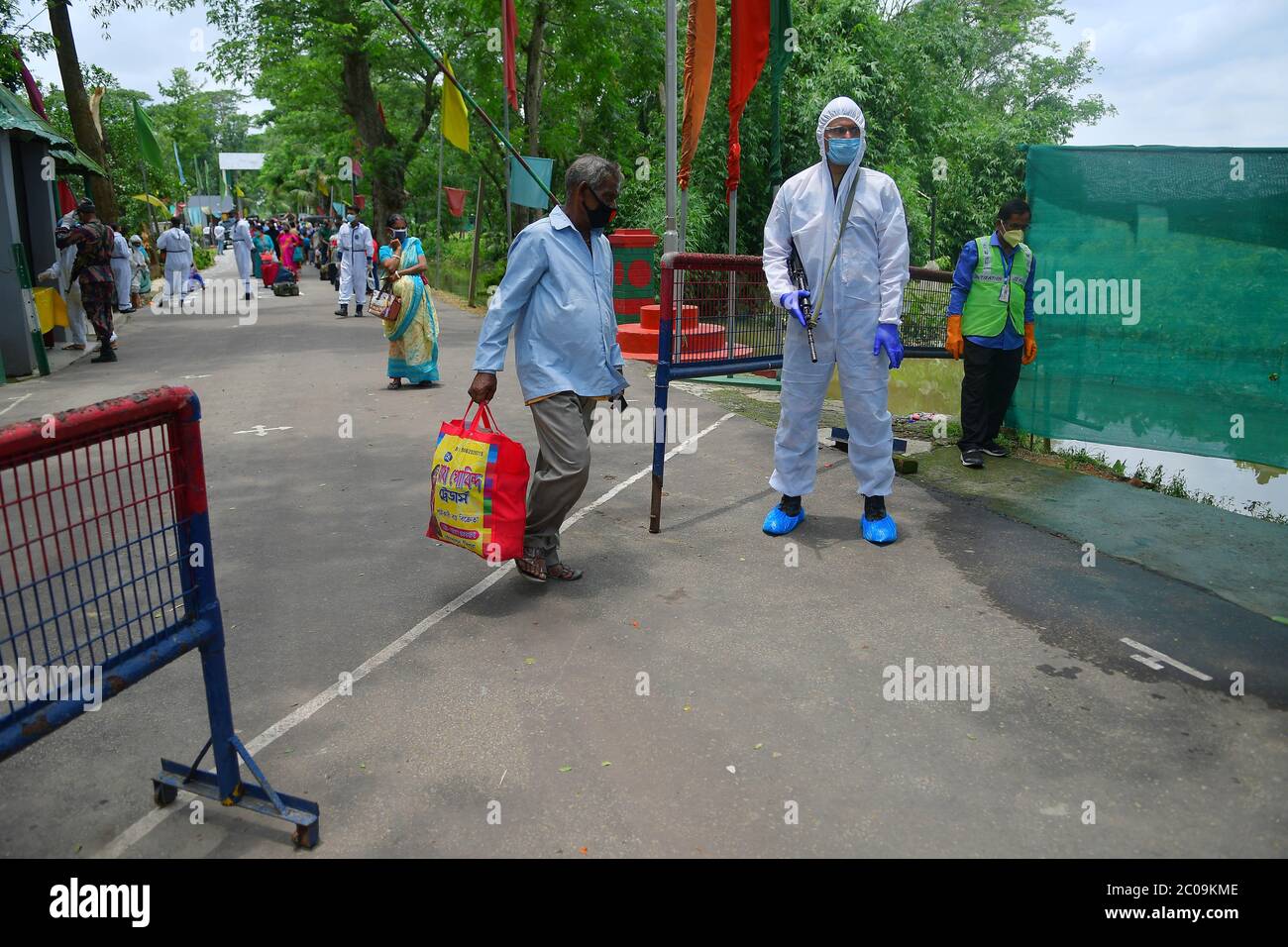 People are waiting in a line to enter Tripura, India through the Akhura ...