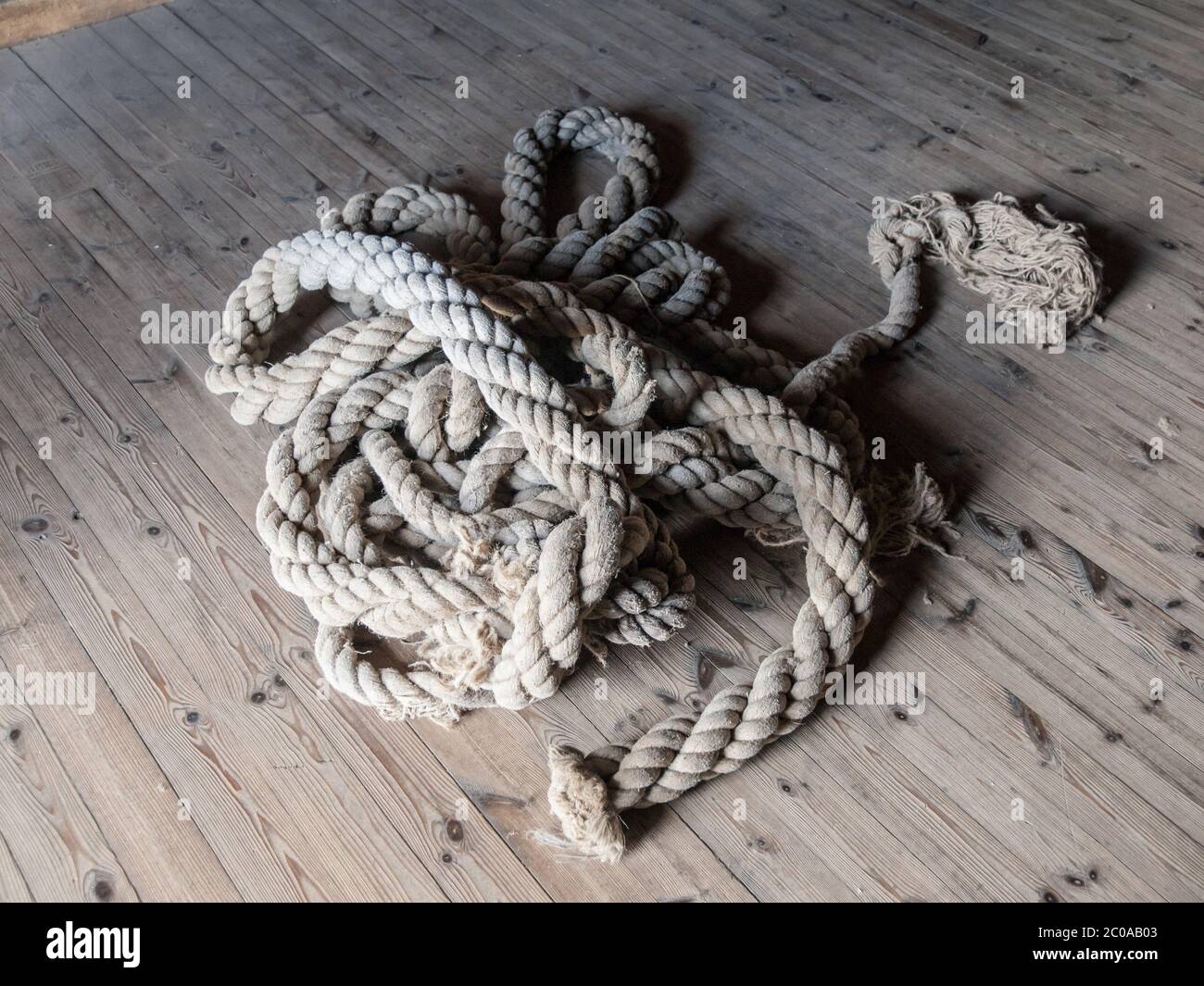 Old cut rope hi-res stock photography and images - Alamy