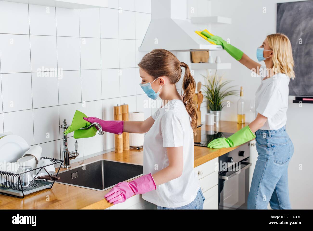 Girls doing housework hi-res stock photography and images - Alamy