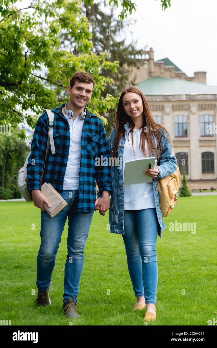 Students holding hands hi-res stock photography and images - Alamy