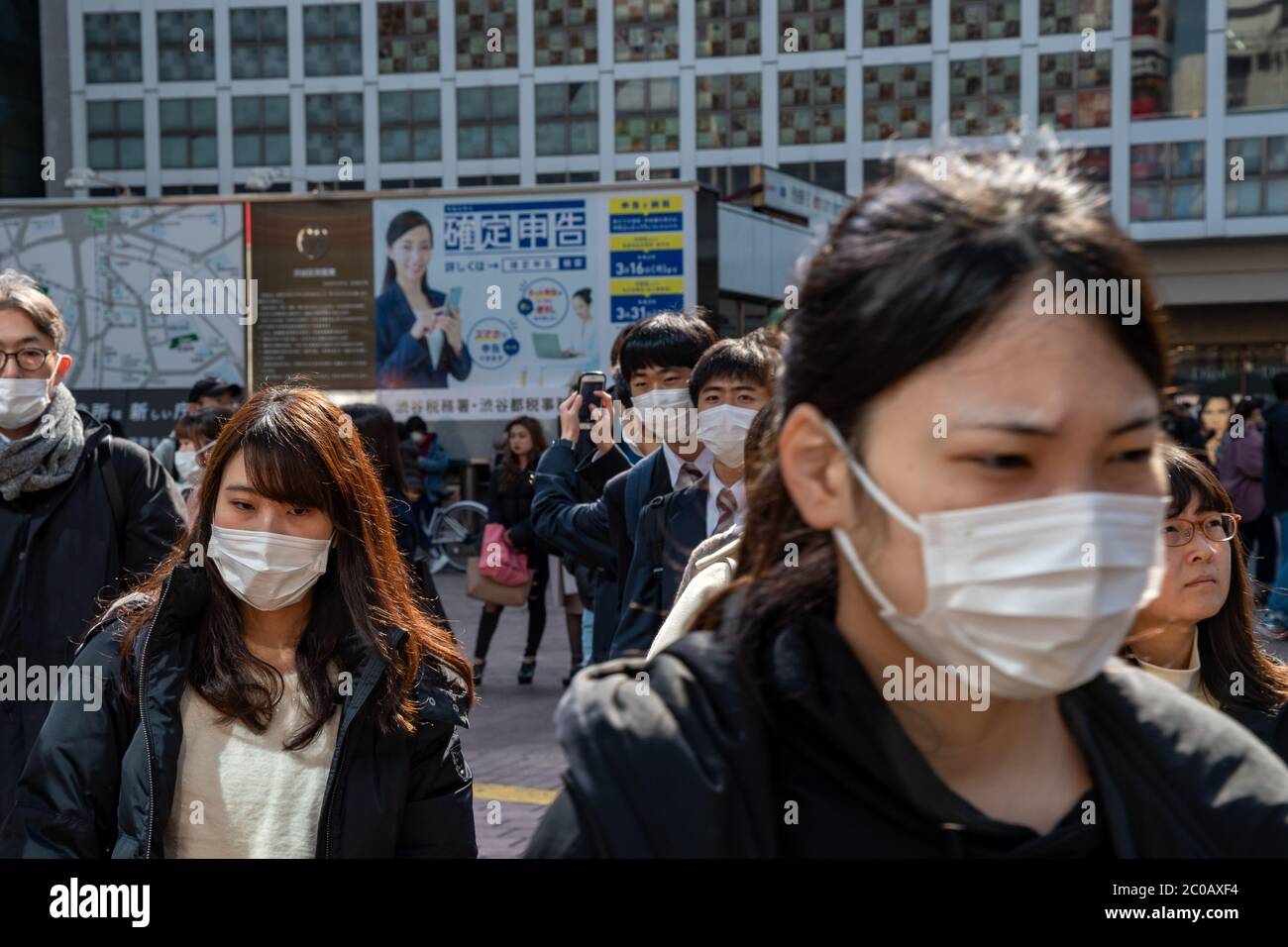 People wearing surgical masks at the popular Shibuya scramble crossing ...