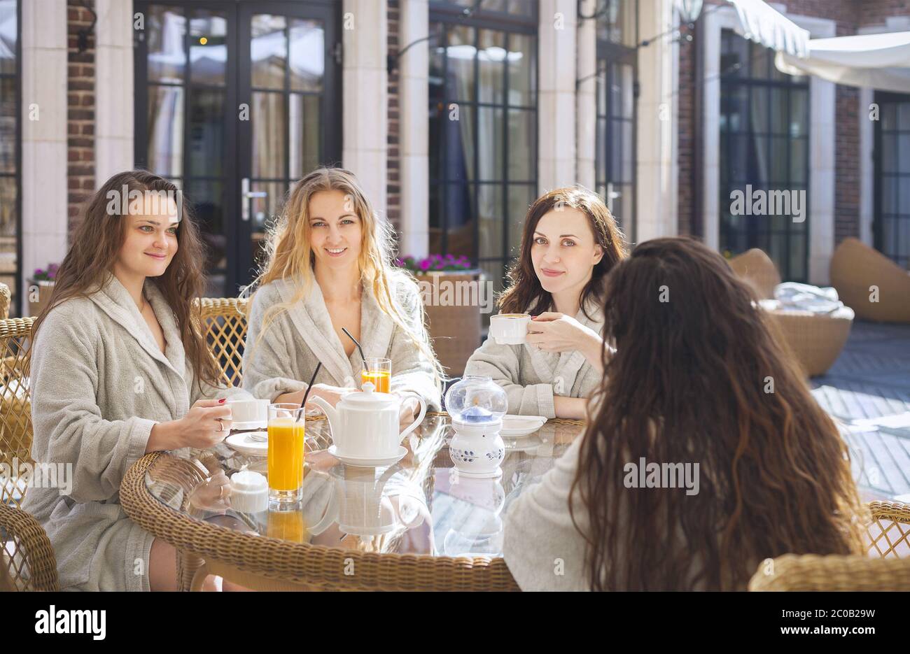 Four coffee drinking women hi-res stock photography and images - Alamy