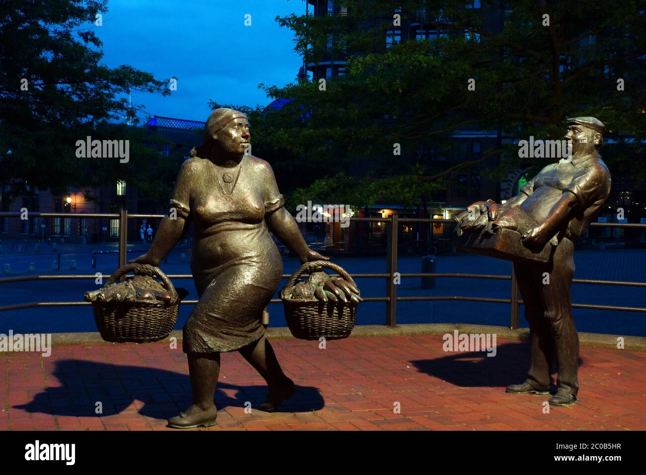 Bronze sculptures fishmonger and market woman Stock Photo - Alamy