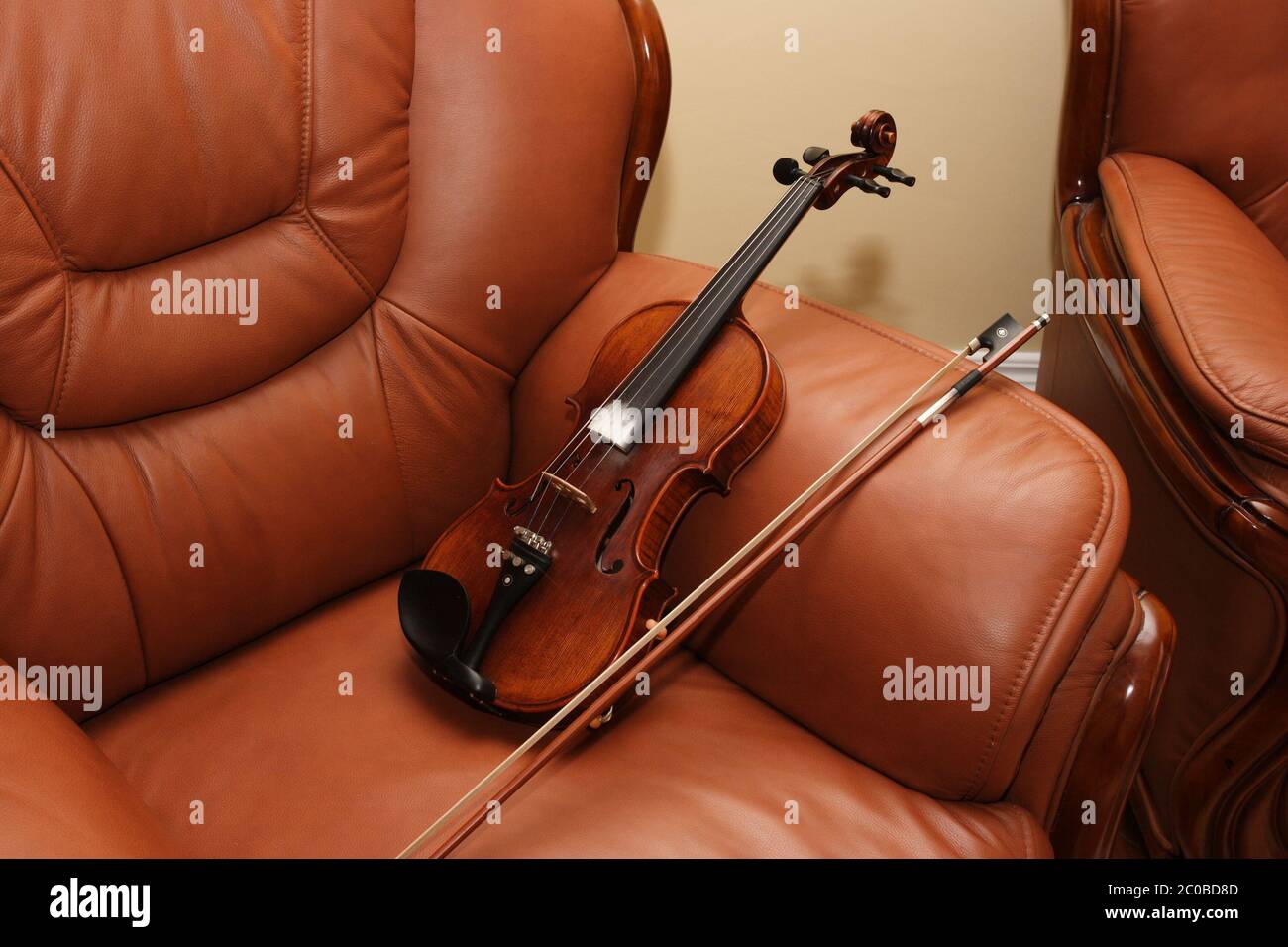 Closeup violin scroll hi-res stock photography and images - Alamy