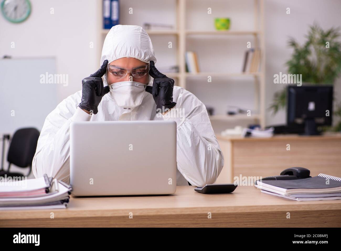 Office worker working in the quarantine self-isolation Stock Photo - Alamy