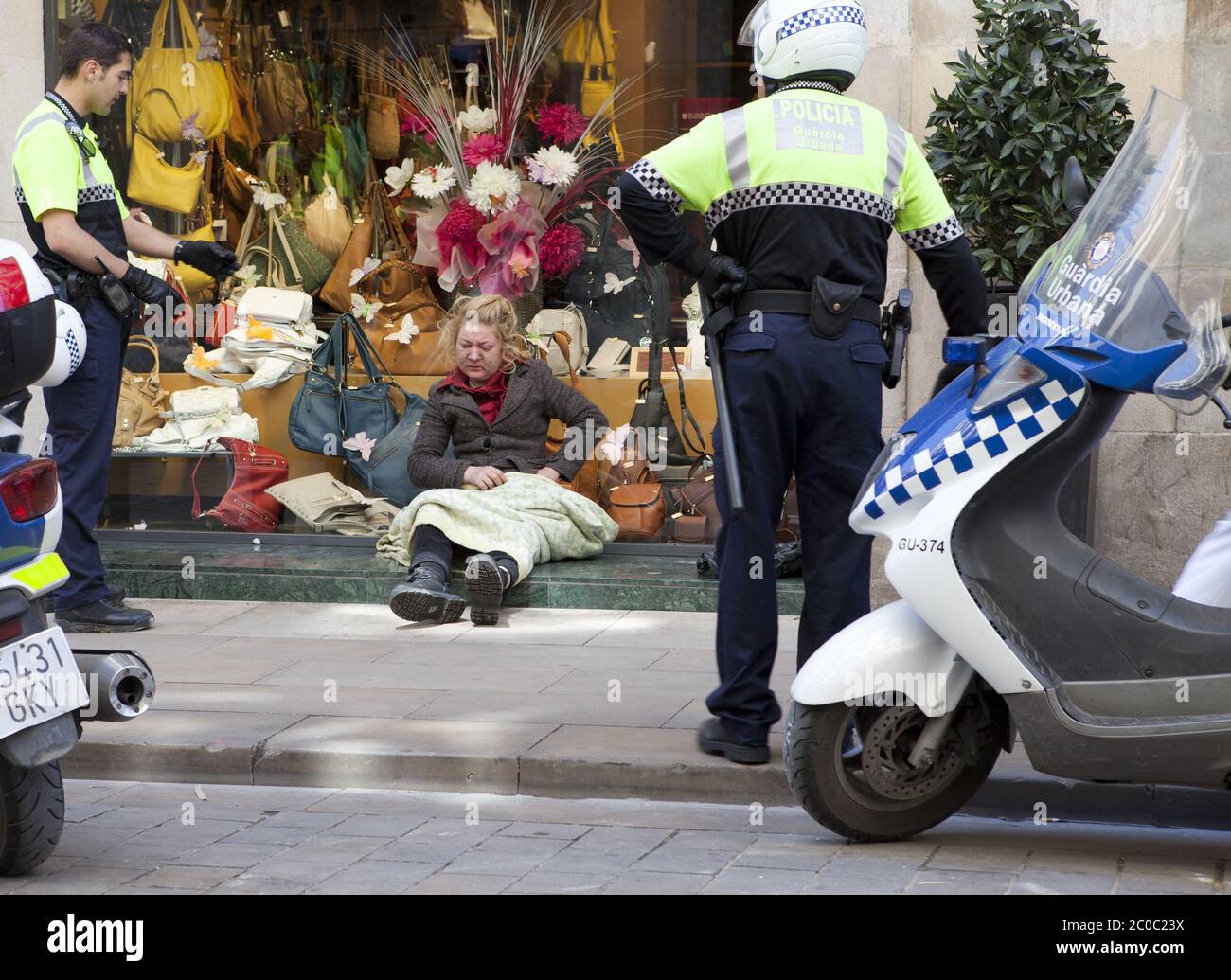 Police officers talk with homeless, sitting at a s Stock Photo - Alamy
