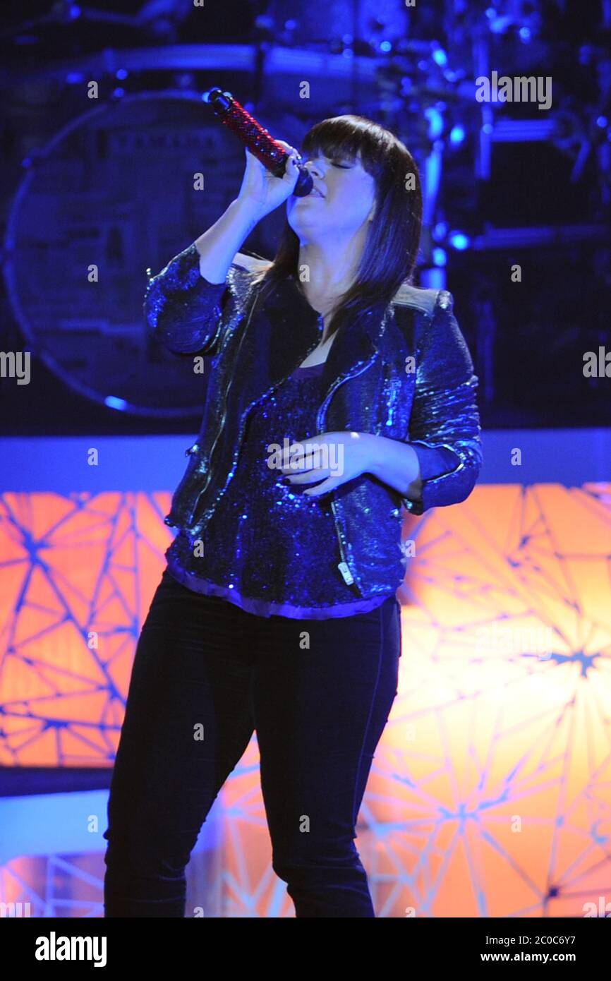 HOLLYWOOD FL - FEBRUARY 16 : An overweight looking Kelly Clarkson performs at Hard Rock live ...