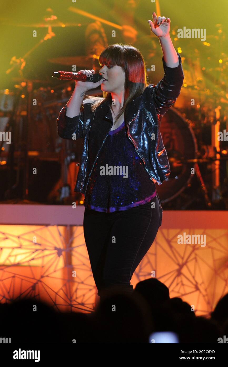 HOLLYWOOD FL - FEBRUARY 16 : An overweight looking Kelly Clarkson performs at Hard Rock live ...