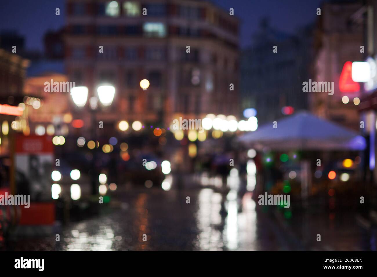 A street on a rainy evening hi-res stock photography and images - Alamy