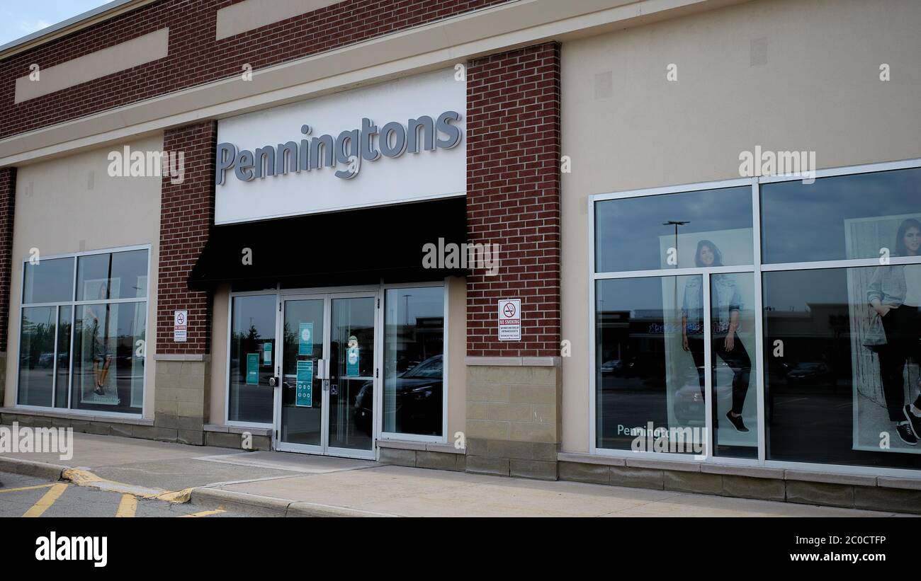 Women in front clothing hi-res stock photography and images - Alamy