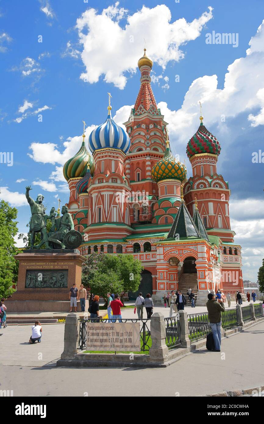 Saint Basil's Basilica on the Red square in Moscow, Russia Stock Photo ...