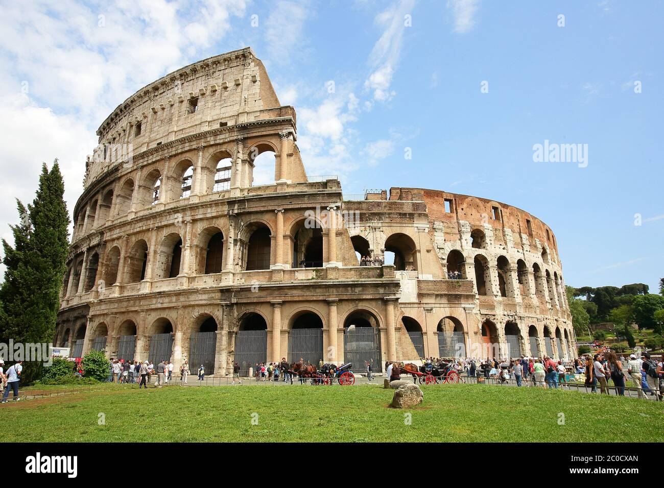 People visit colosseum historical hi-res stock photography and images ...
