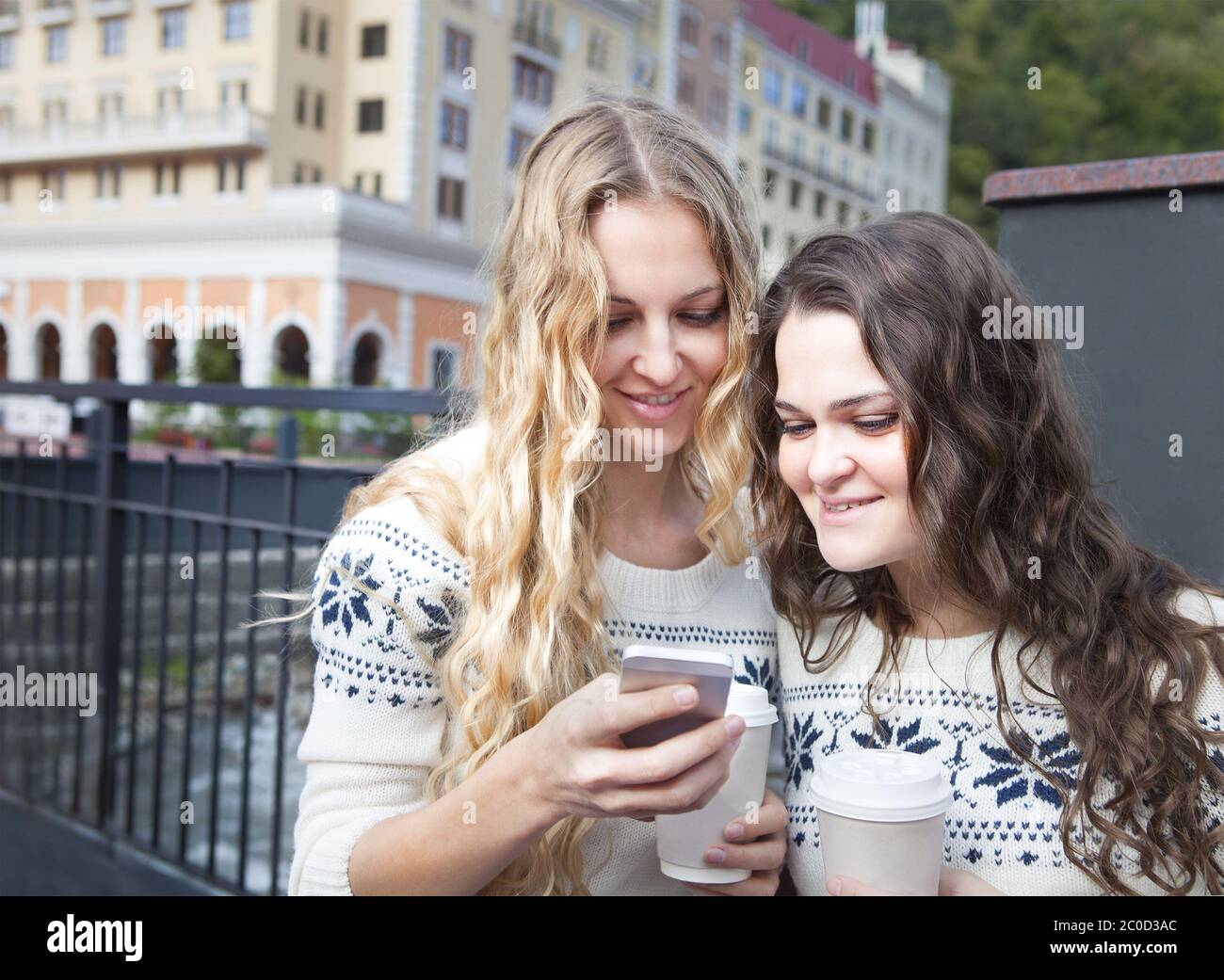Women phone friends message hi-res stock photography and images - Alamy