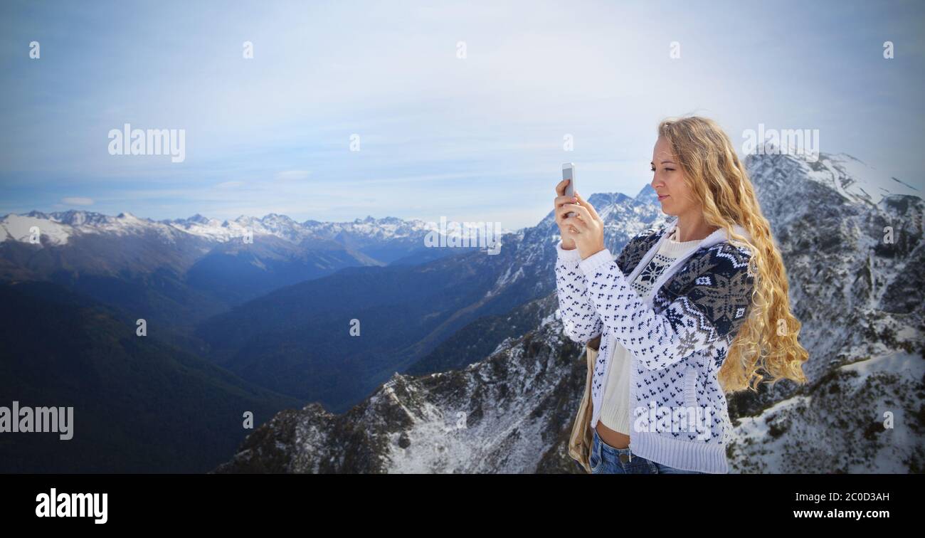 Back woman blond landscape hi-res stock photography and images - Alamy