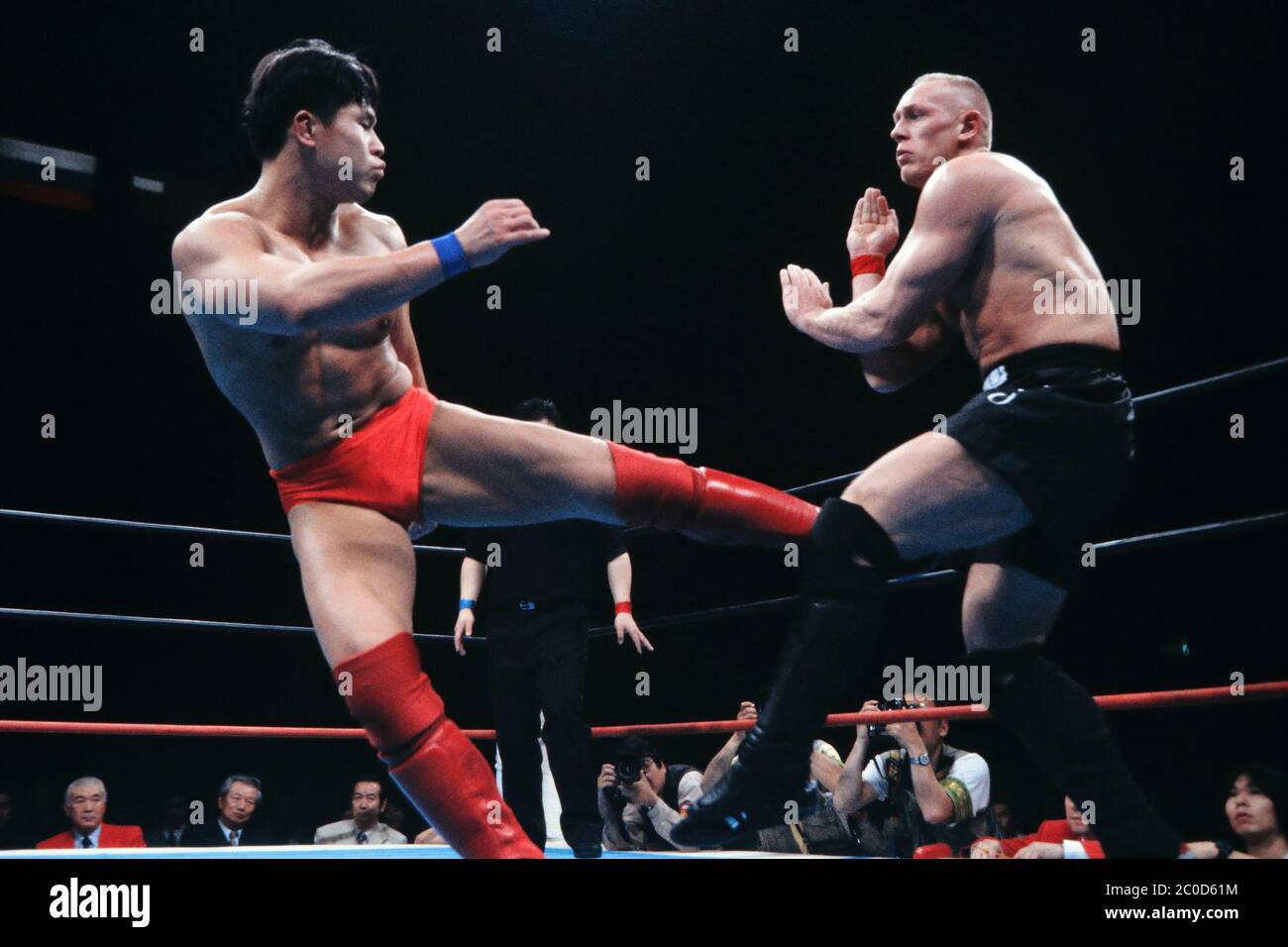 (L-R) Kiyoshi Tamura, Dick Vrij, MARCH 28, 1998 : Fighting Network ...