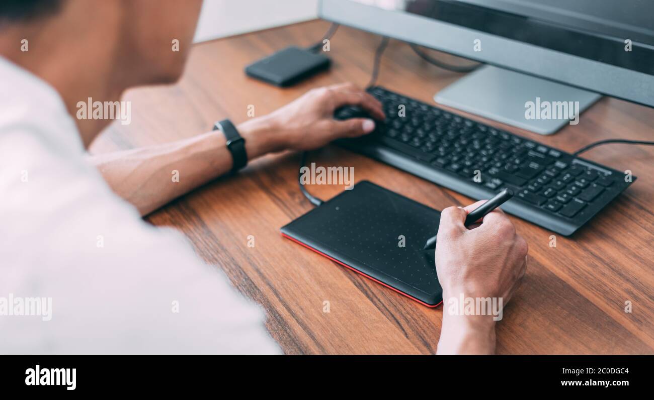 Man using computer graphics tablet hi-res stock photography and images ...