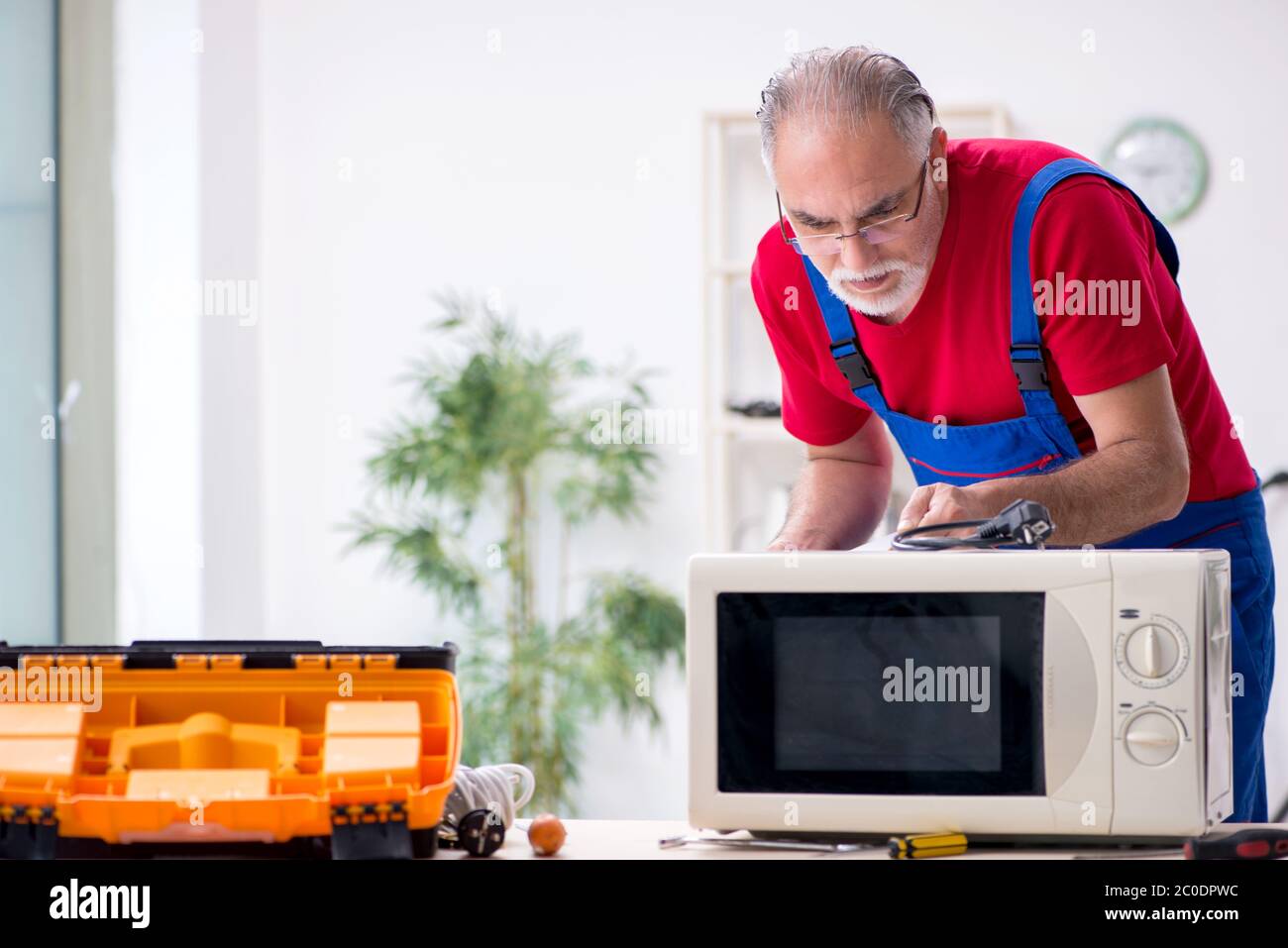 Old kitchen appliances broken hi-res stock photography and images - Alamy