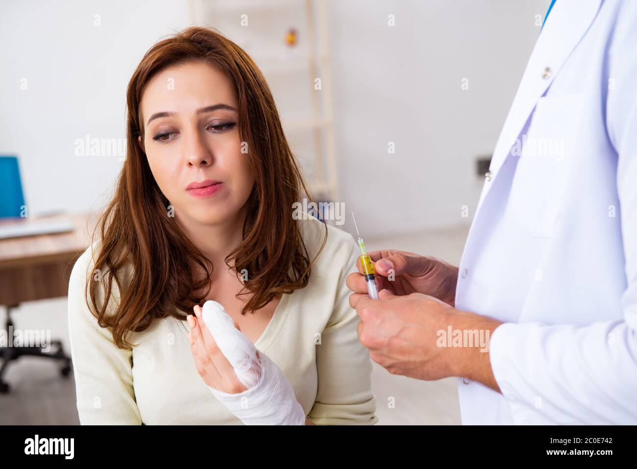 Young hand injured woman visiting doctor traumatologist Stock Photo - Alamy