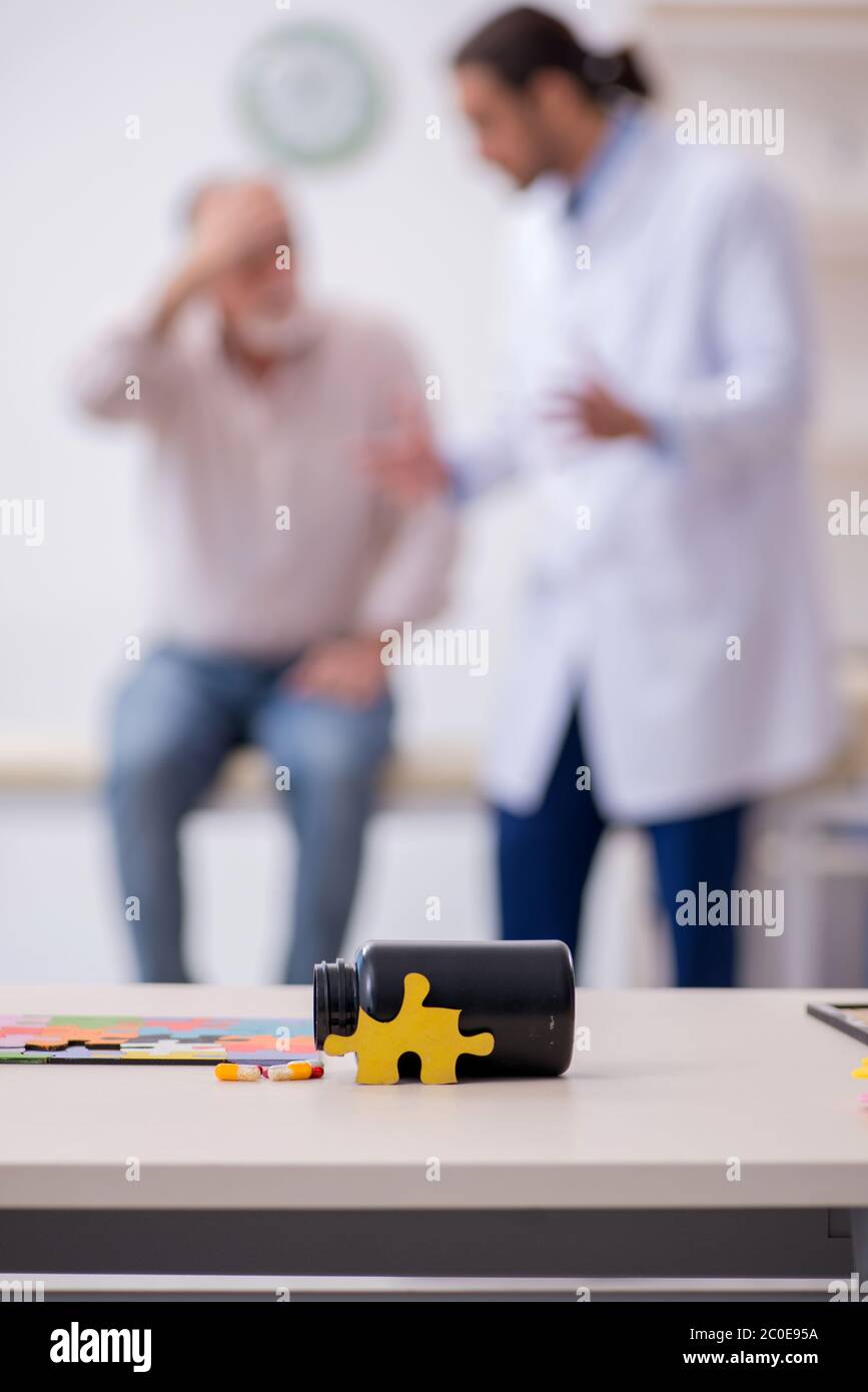 Doctor and patient suffering from the Alzheimer disease Stock Photo - Alamy
