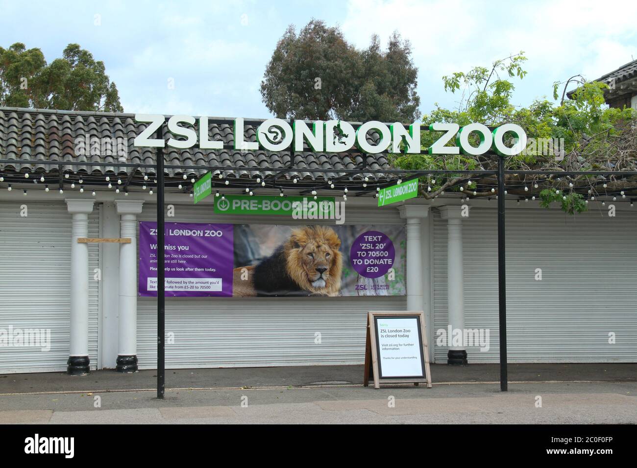 London zoo entrance hi-res stock photography and images - Alamy