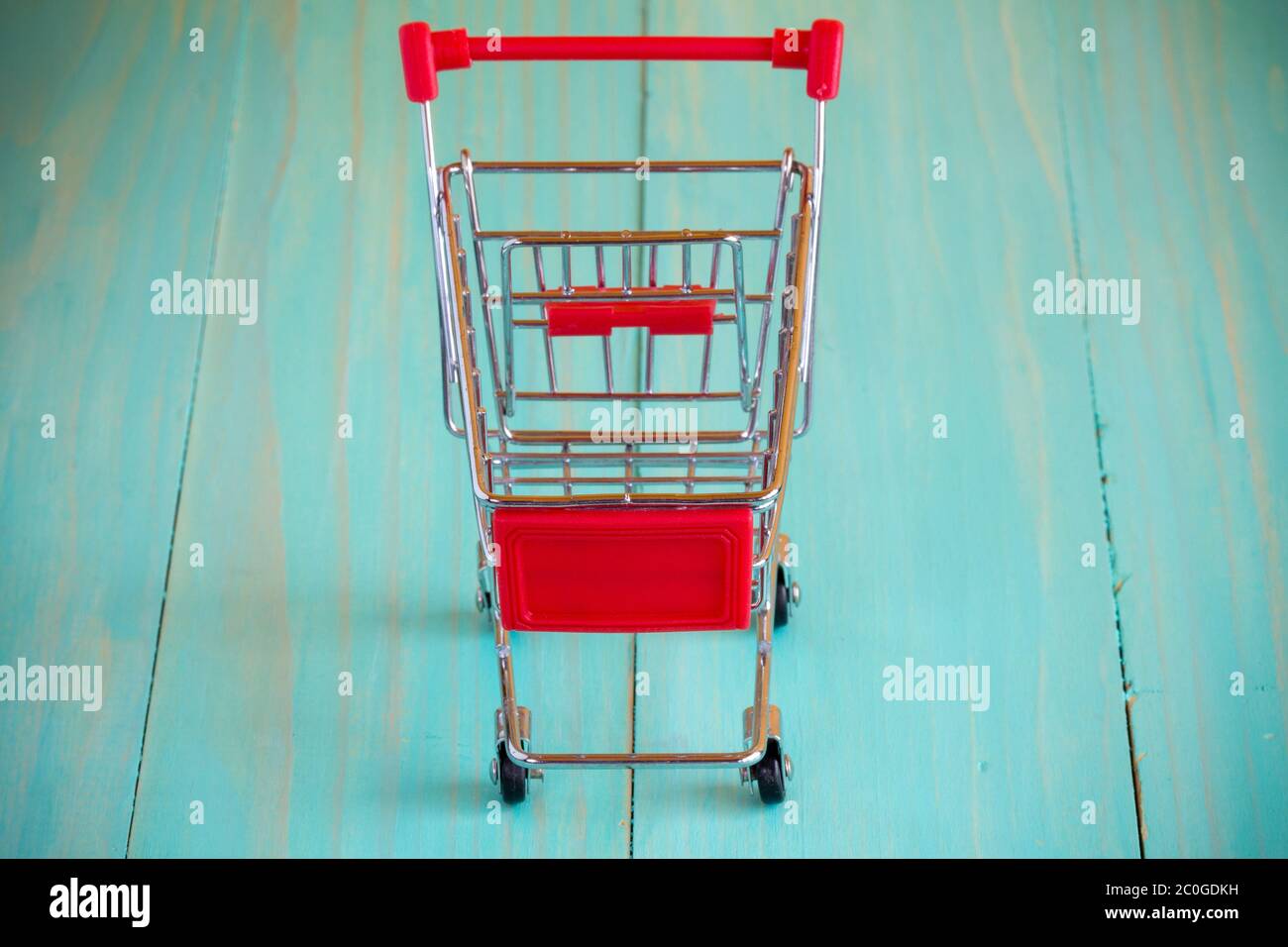 Empty mini shopping cart Stock Photo - Alamy