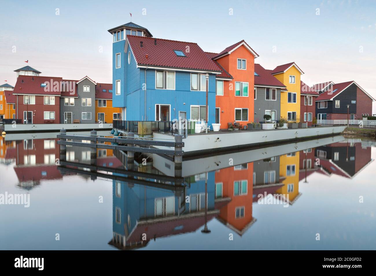 Buildings by water hi-res stock photography and images - Alamy