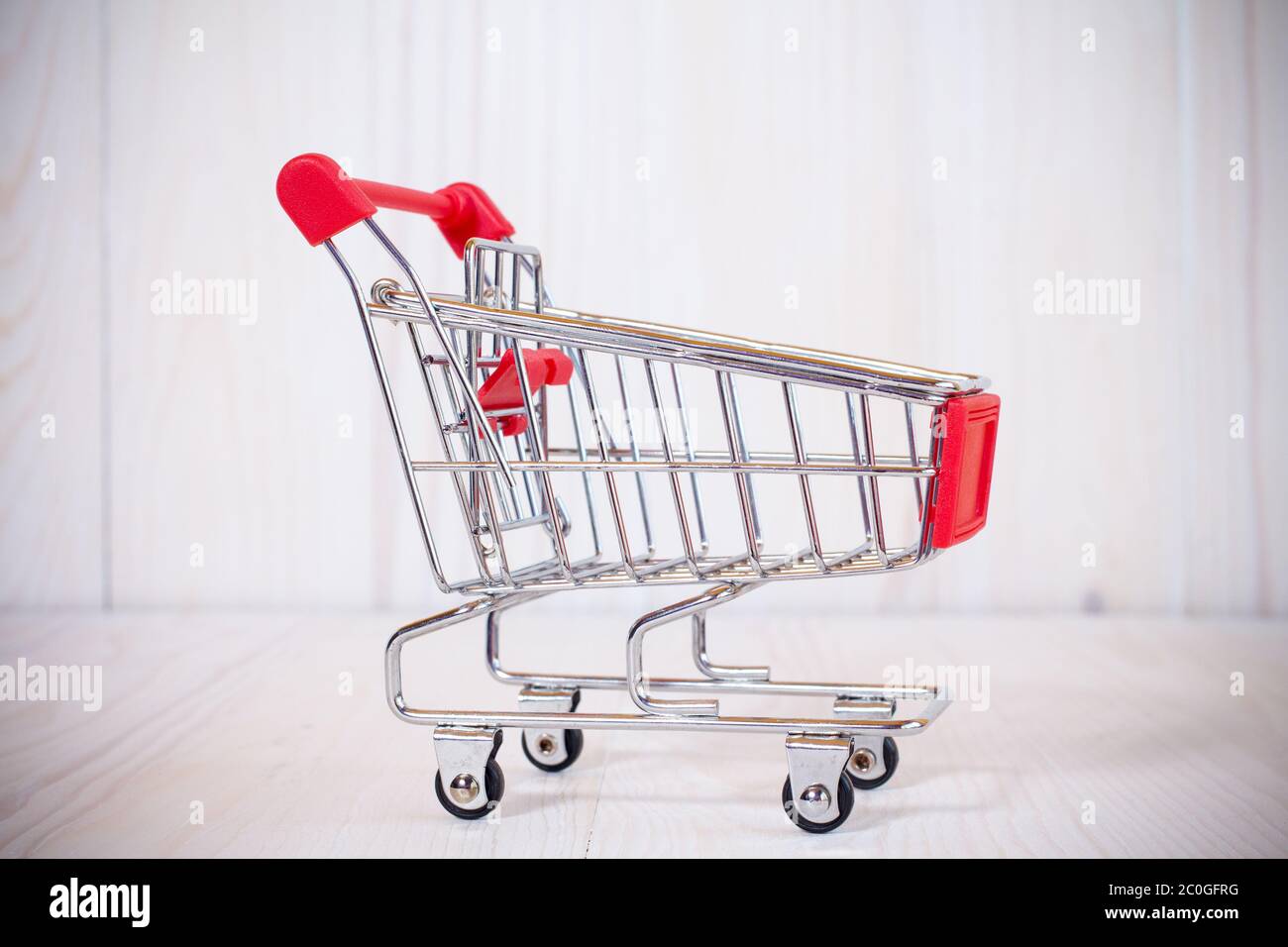 Empty shopping cart side view hi-res stock photography and images - Alamy