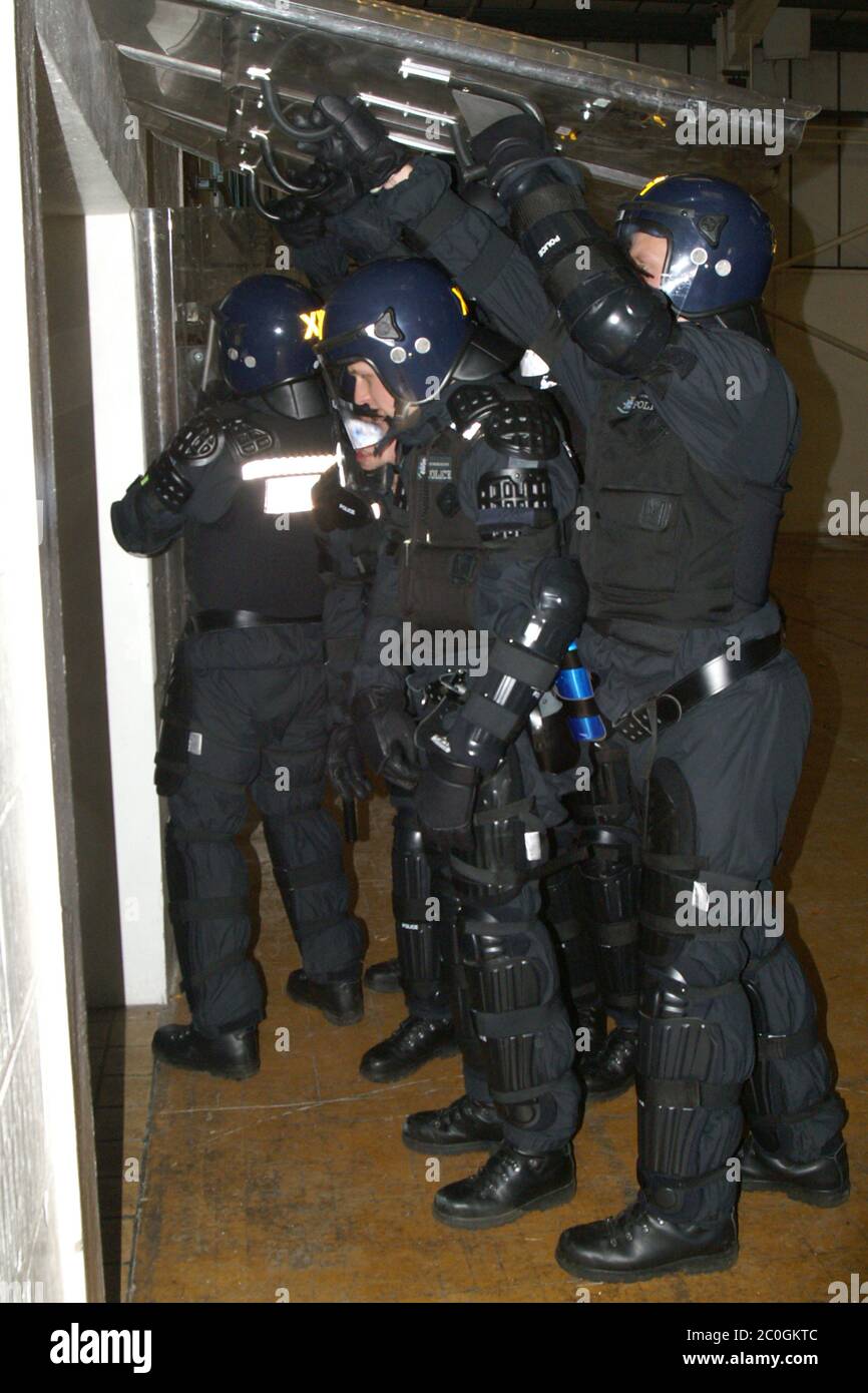 Police drug raid hi-res stock photography and images - Alamy