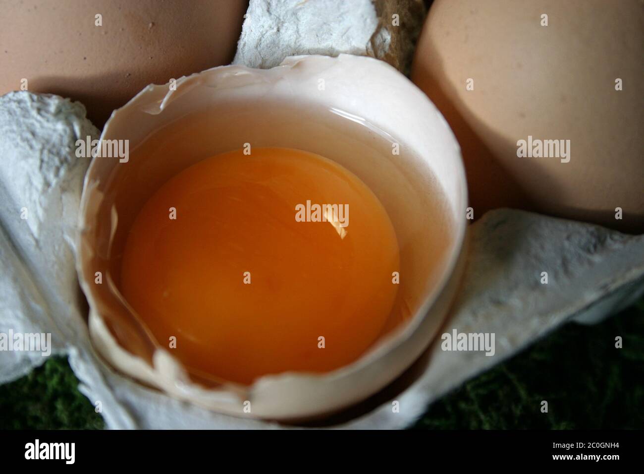 Hens egg hi-res stock photography and images - Alamy