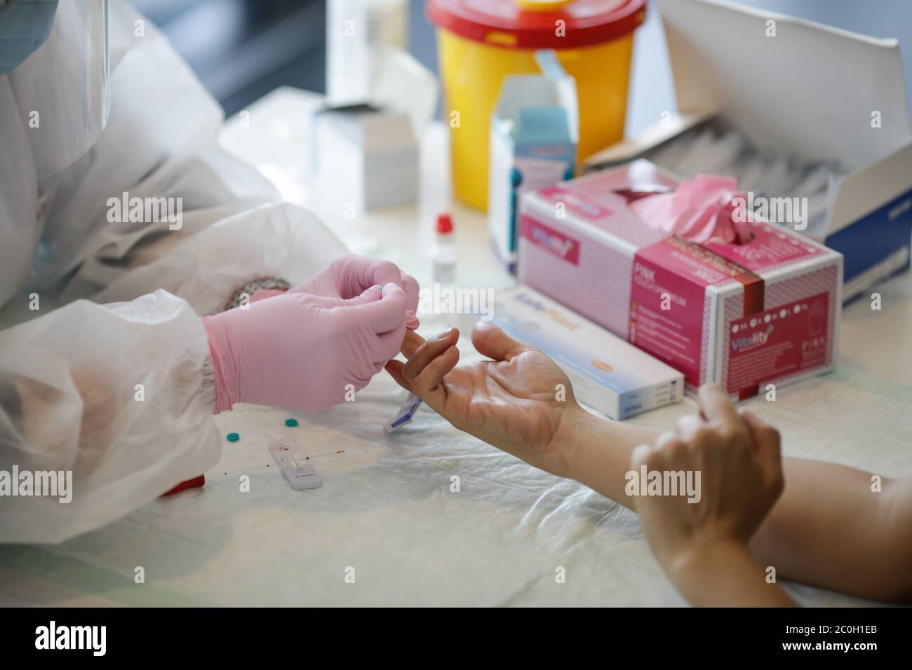 Antibody test hi-res stock photography and images - Alamy